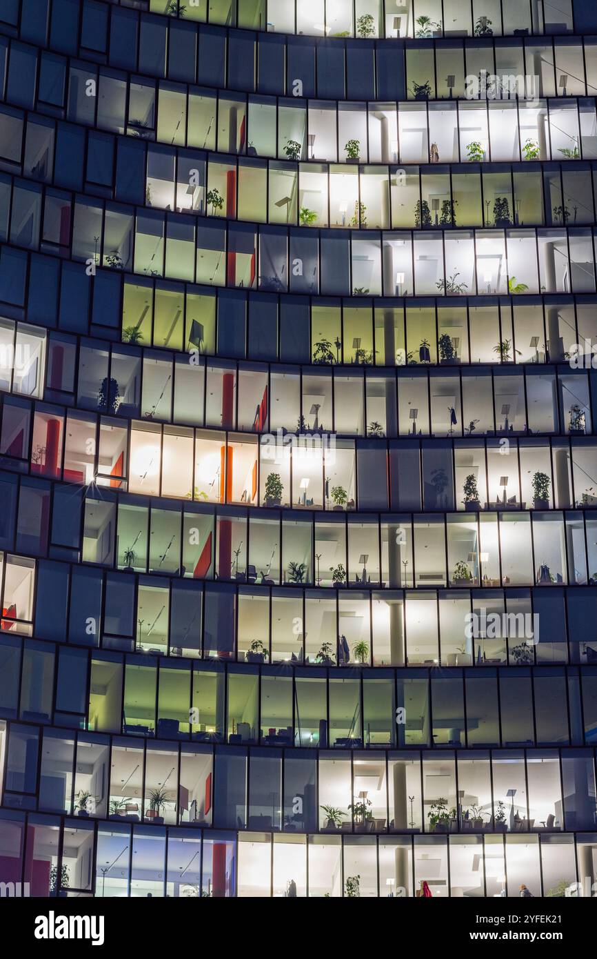 Vienna: office building, glas facade, look into offices, OMV ...