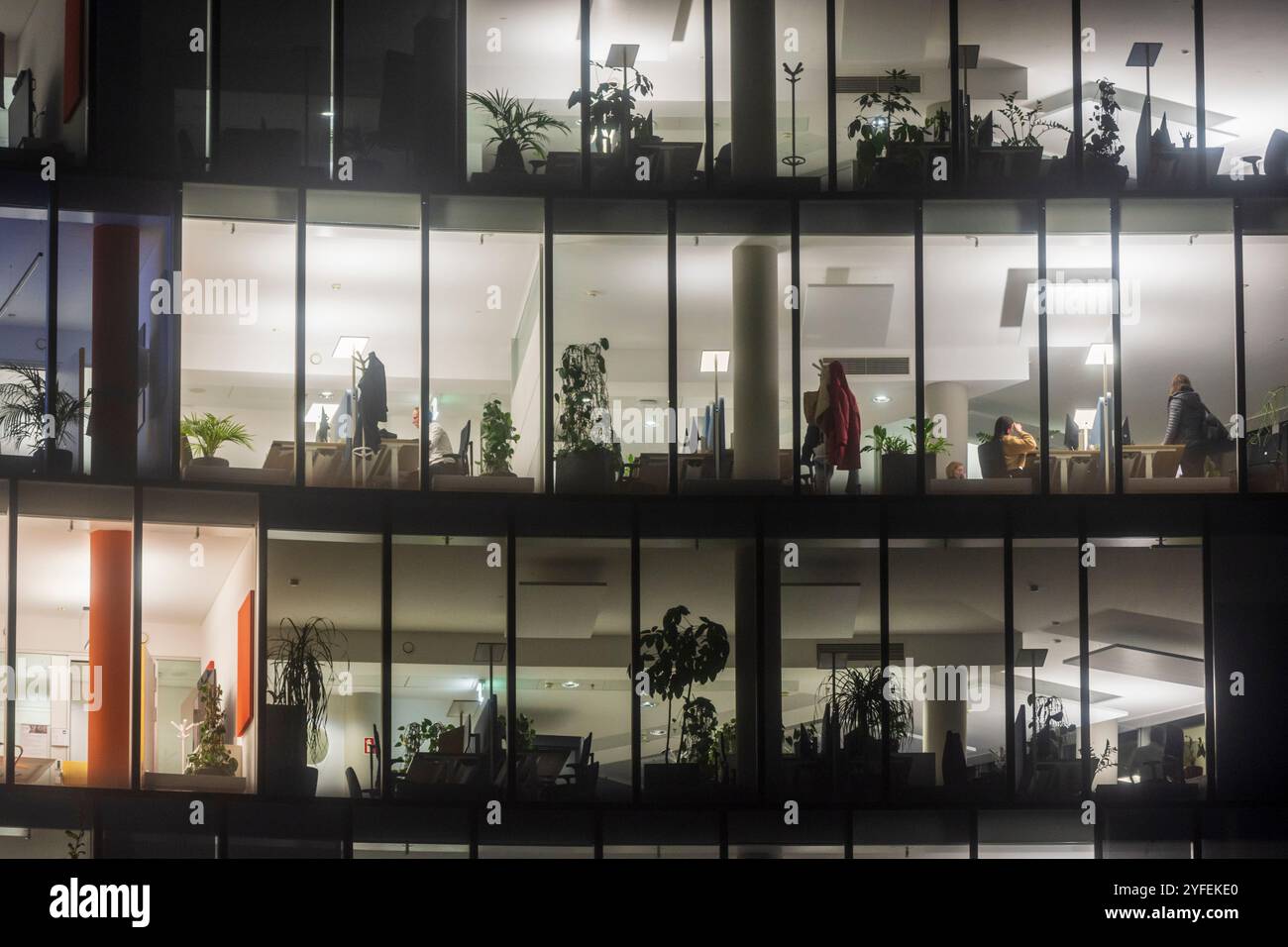 Vienna: office building, glas facade, look into offices, OMV ...