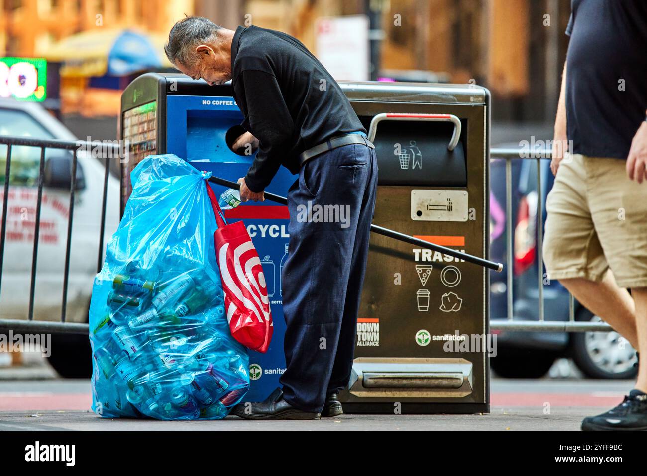 New York a canner collecting aluminium cans for money Stock Photo - Alamy