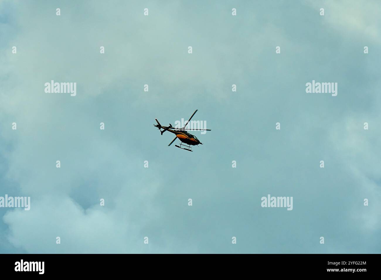 Helicopter lifting airplane hi-res stock photography and images - Alamy