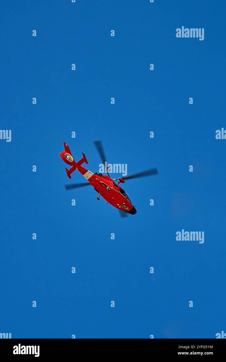 Helicopter in sky emergency services hi-res stock photography and ...