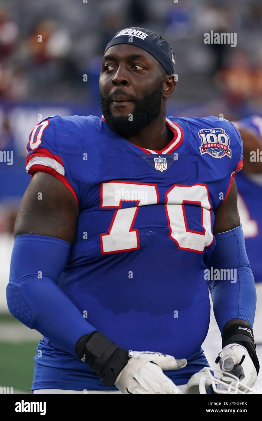 New York Giants guard Chris Hubbard (70) on the sidelines during an NFL ...
