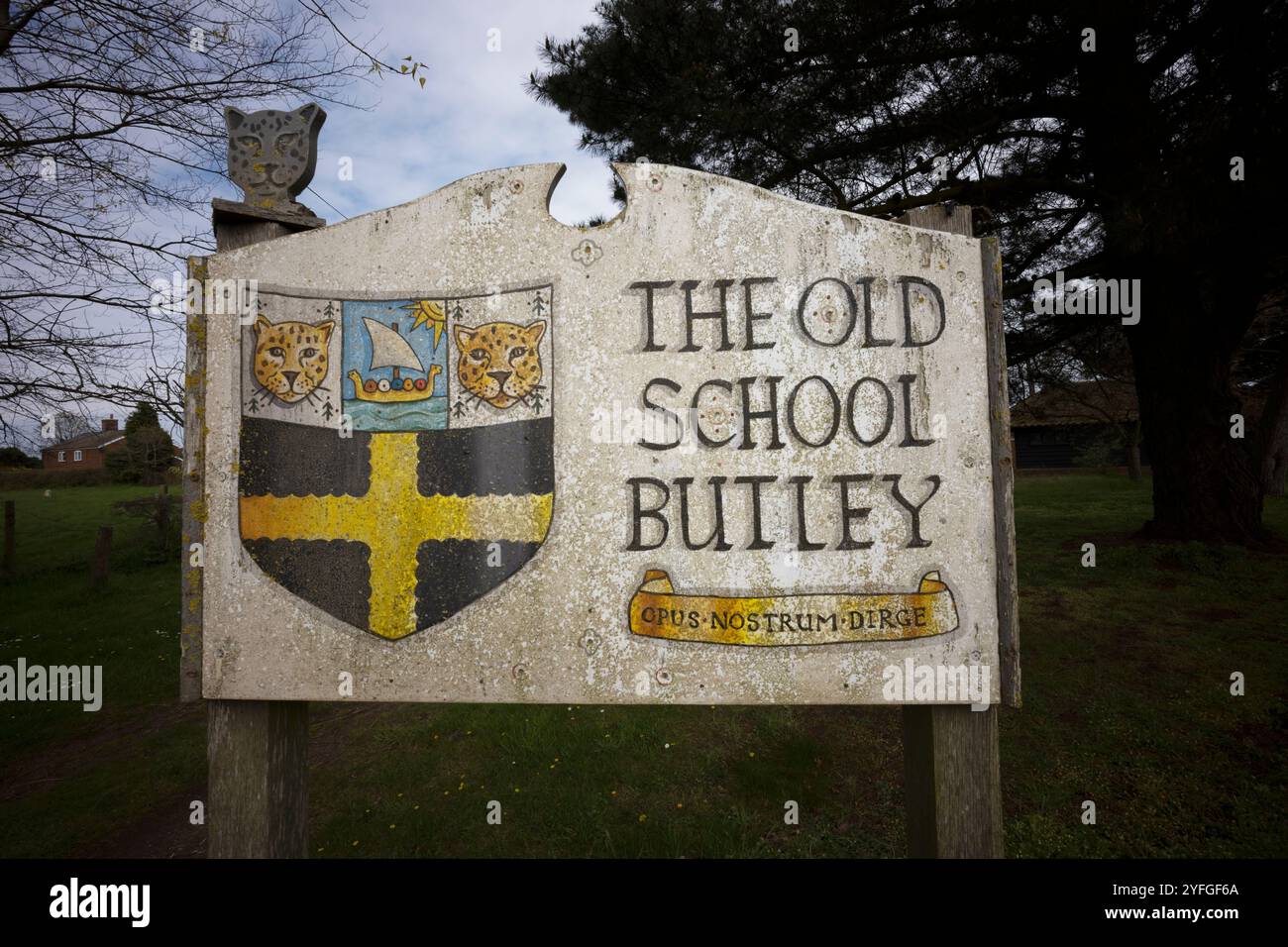 School signs uk hi-res stock photography and images - Alamy