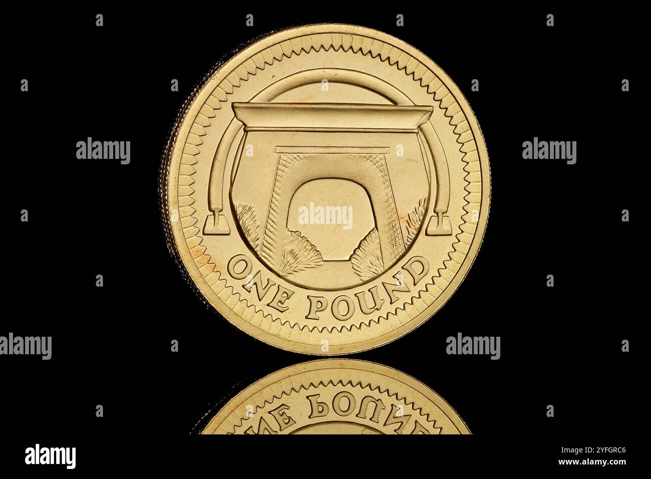 Egyptian arch 1 pound coin hi-res stock photography and images - Alamy