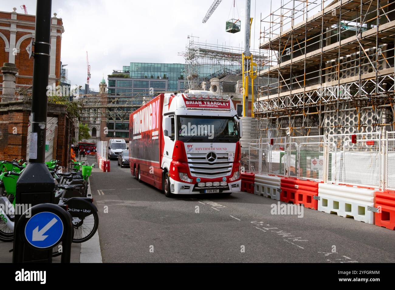 Lorry by Museum of London construction site on West Smithfield old ...