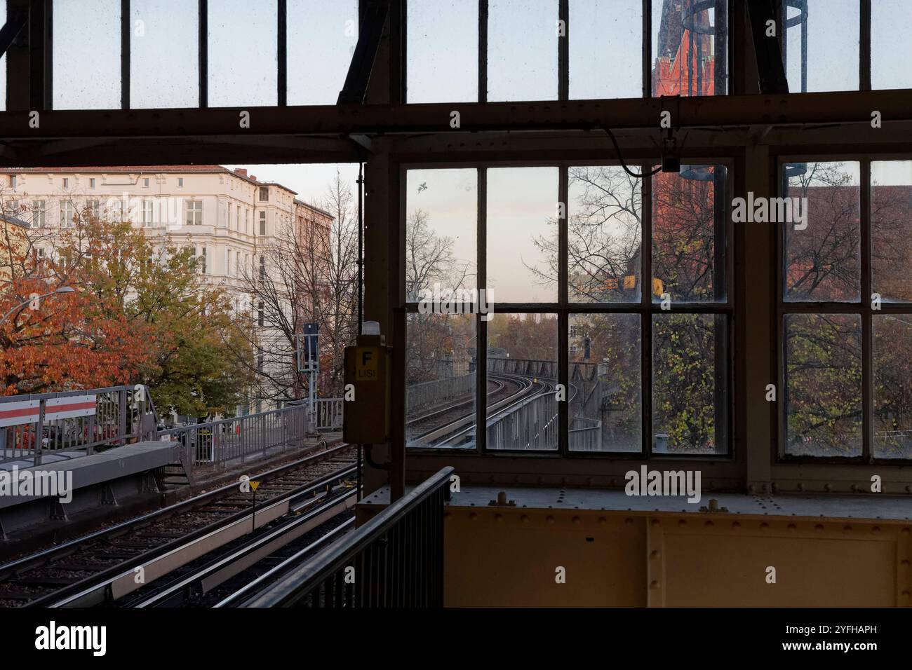 U-Bahnzug Linie U2 Bf Bülowstraße 2024-11-03 Deutschland, Berlin Ein U ...