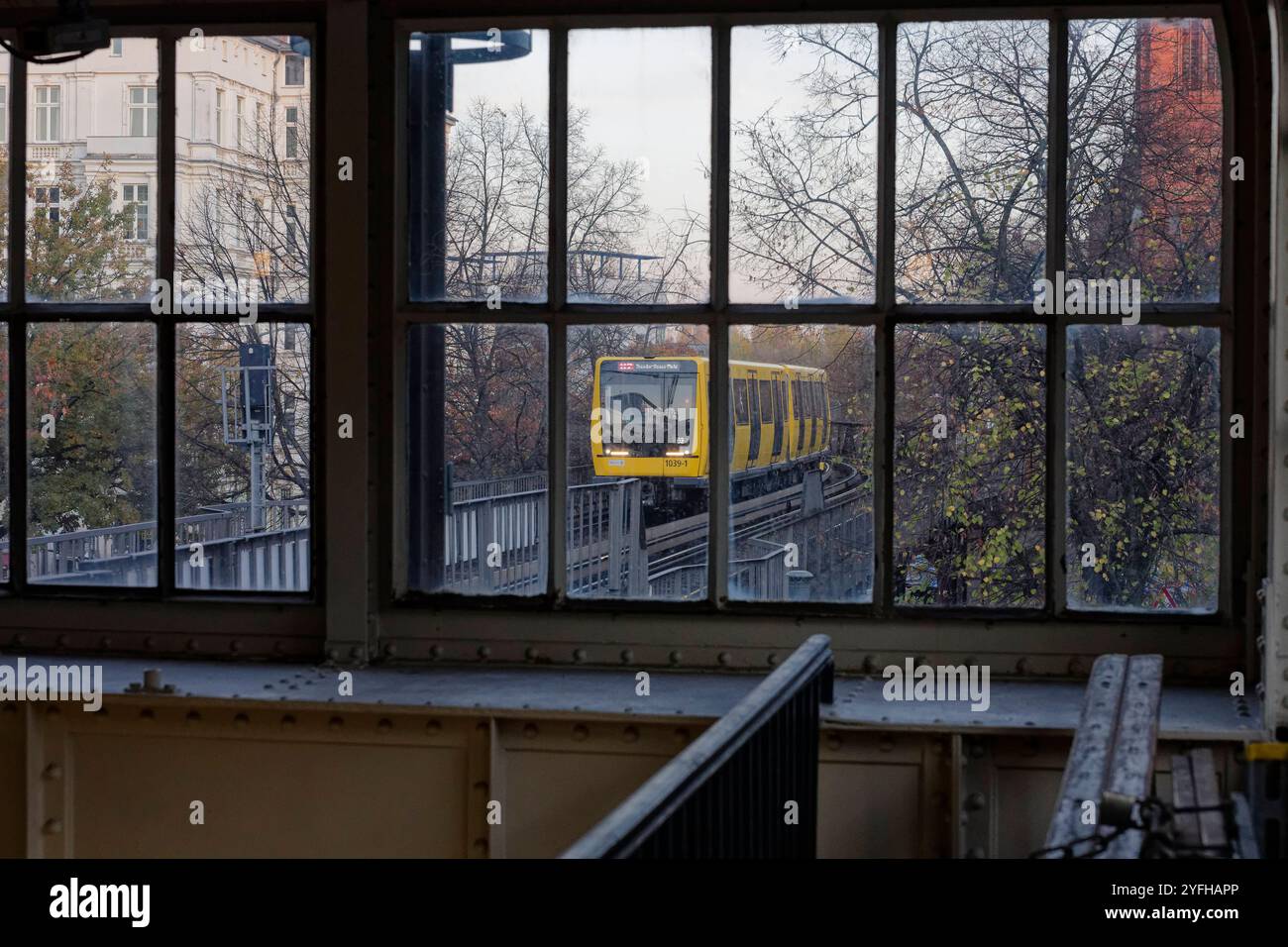 U-Bahnzug Linie U2 Bf Bülowstraße 2024-11-03 Deutschland, Berlin Ein U ...