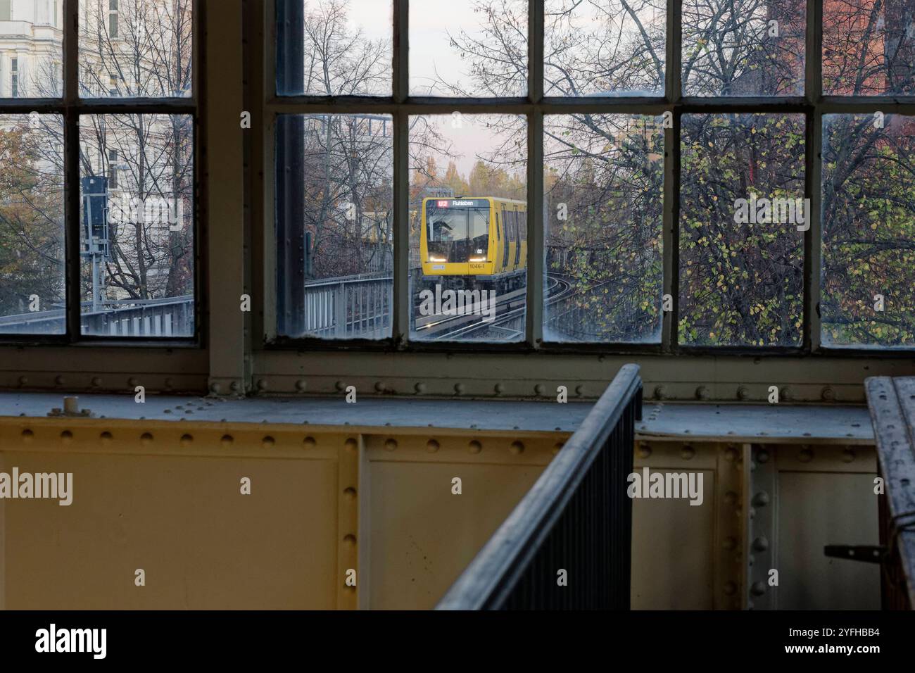 U-Bahnzug Linie U2 Bf Bülowstraße 2024-11-03 Deutschland, Berlin Ein U ...