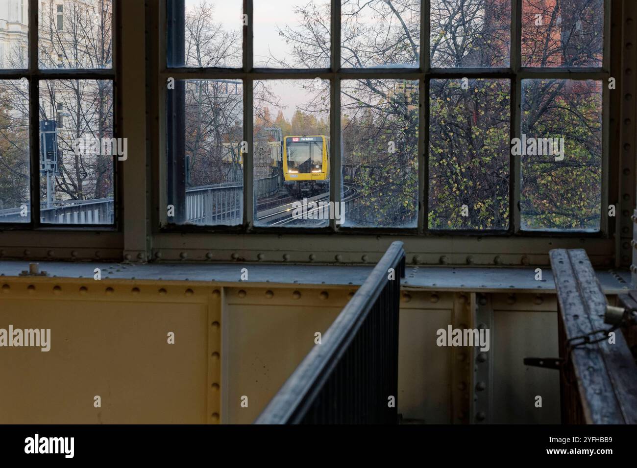 U-Bahnzug Linie U2 Bf Bülowstraße 2024-11-03 Deutschland, Berlin Ein U ...