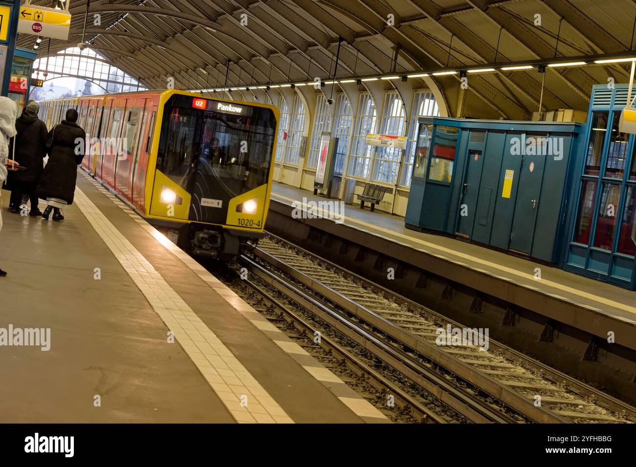 U-Bahnzug Linie U2 Bf Bülowstraße 2024-11-03 Deutschland, Berlin Ein U ...