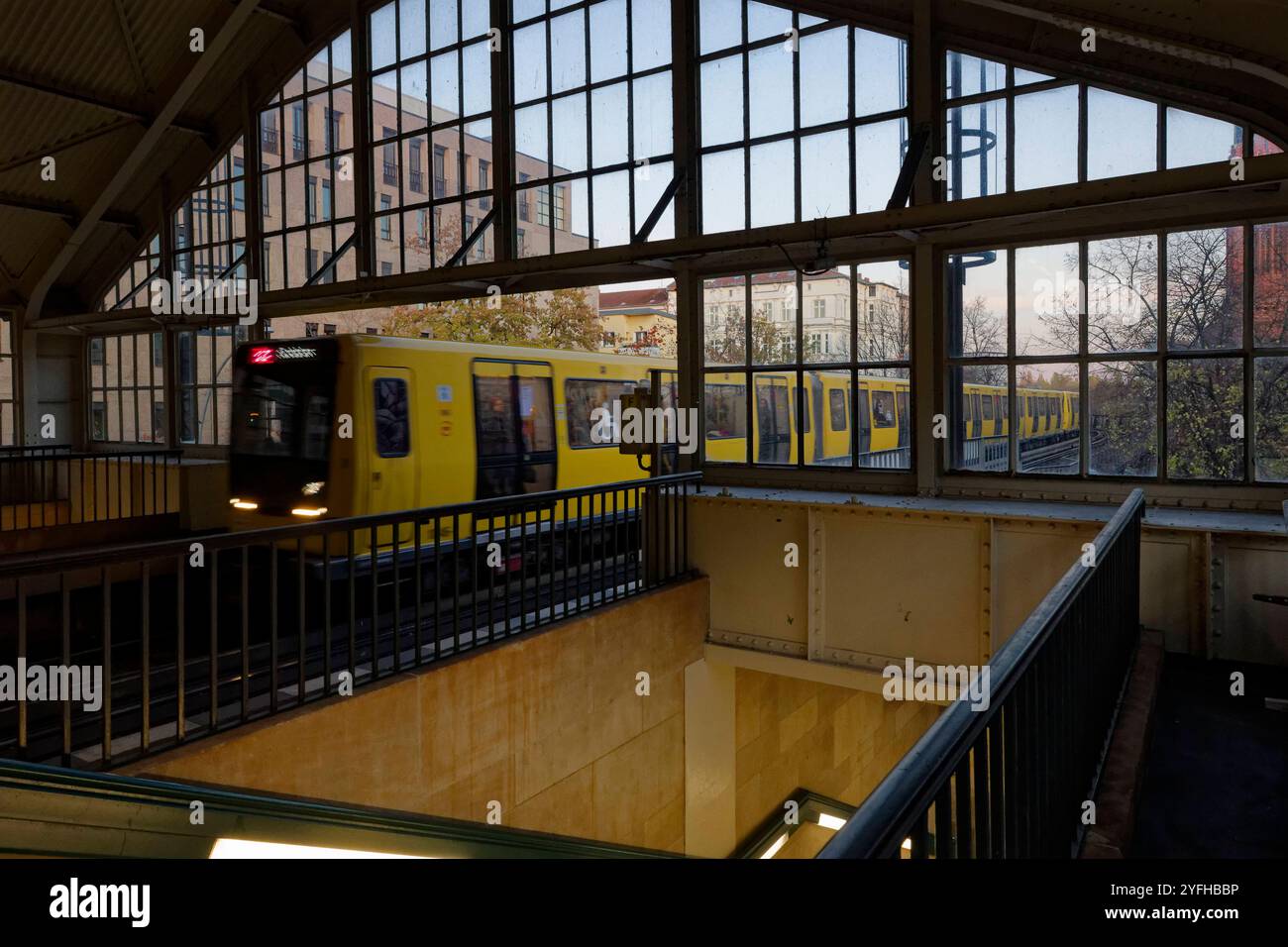 U-Bahnzug Linie U2 Bf Bülowstraße 2024-11-03 Deutschland, Berlin Ein U ...