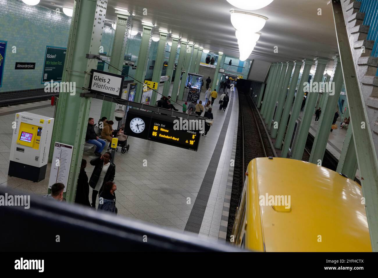 U-Bahnzug Linie U5 im U-Bf Alexanderplatz 2024-11-03 Deutschland ...