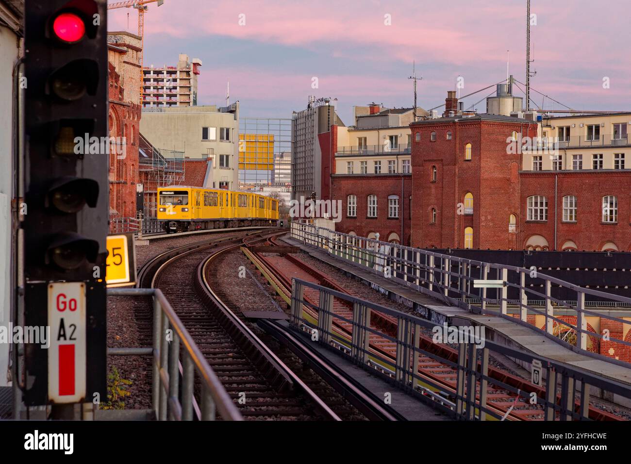 U-Bahnzug U3 am U-Bf Gleisdreieck 2024-11-03 Deutschland, Berlin U ...