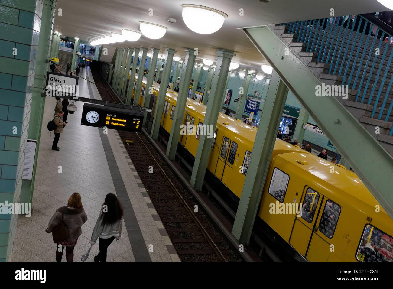U-Bahnzug Linie U5 im U-Bf Alexanderplatz 2024-11-03 Deutschland ...