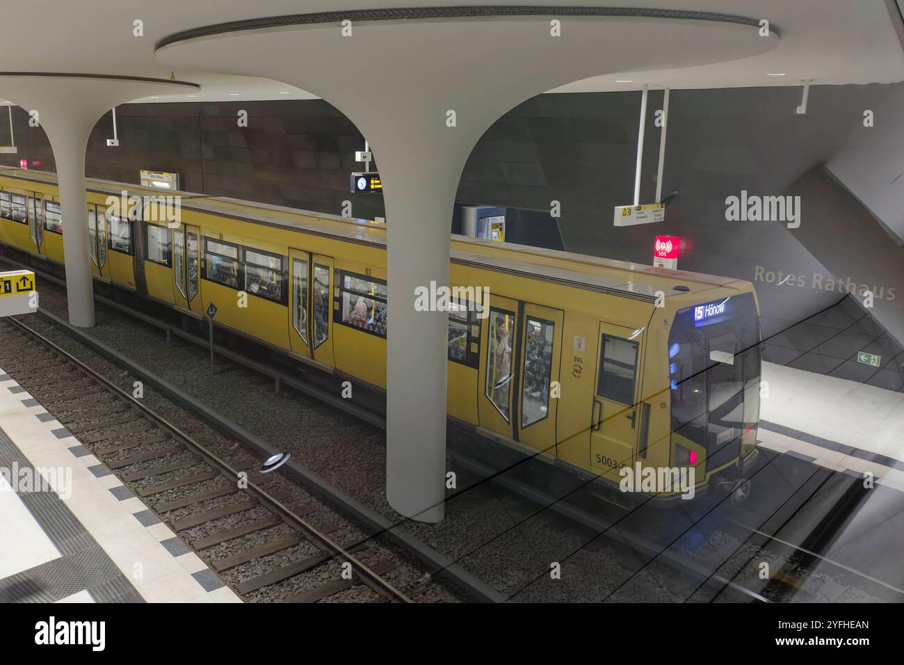 U-Bahnzug Linie U5 im U-Bf Rotes Rathaus 2024-11-03 Deutschland, Berlin ...