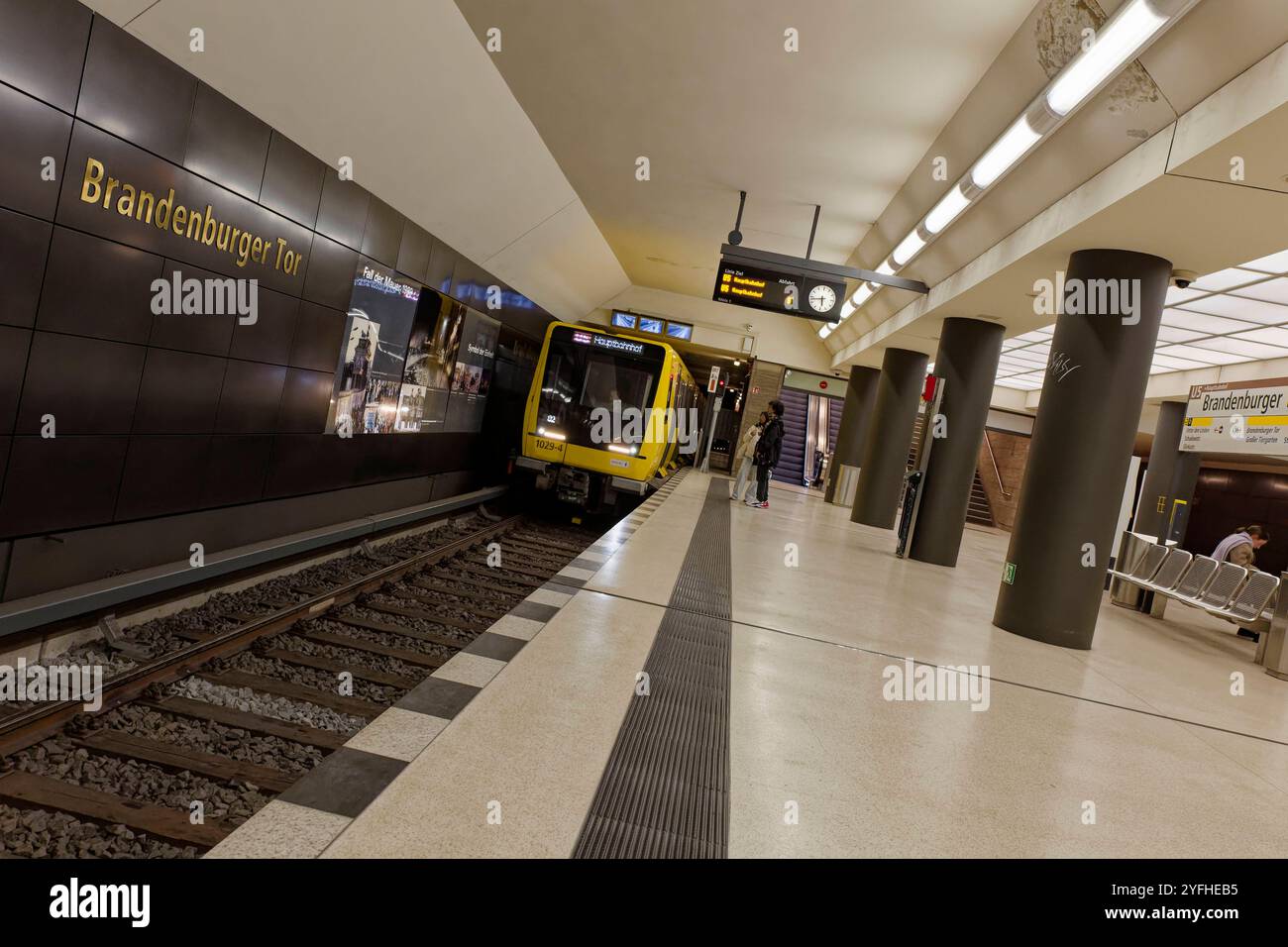 U-Bahnzug Linie U5 im U-Bf Brandenburger Tor 2024-11-03 Deutschland ...