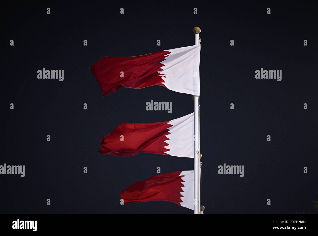 Doha 01.11.2024 Nationalflaggen von Qatar in Doha *** Doha 01 11 2024 ...