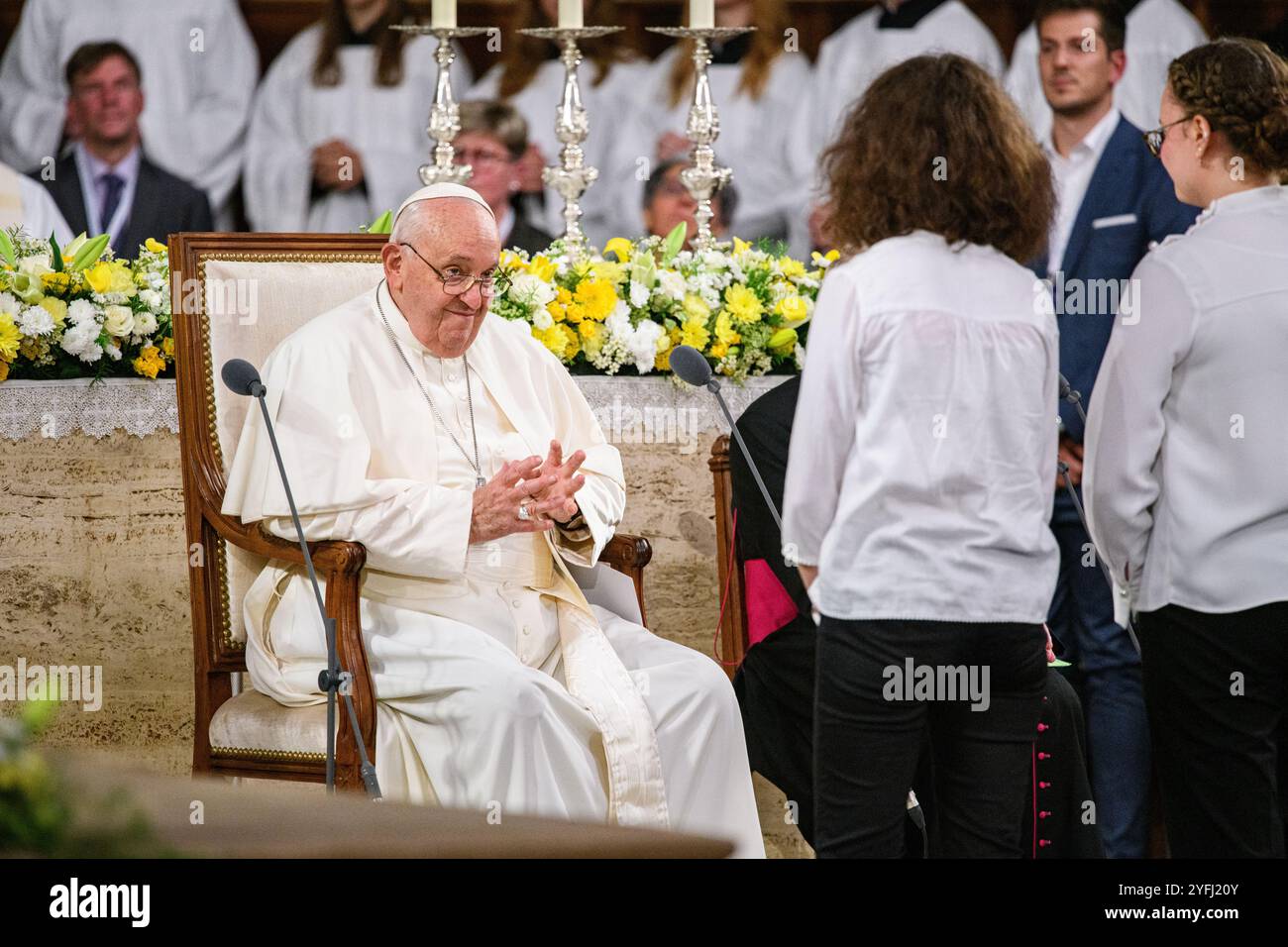 Pope Francis smiling at children who brought the statue of Our Lady ...