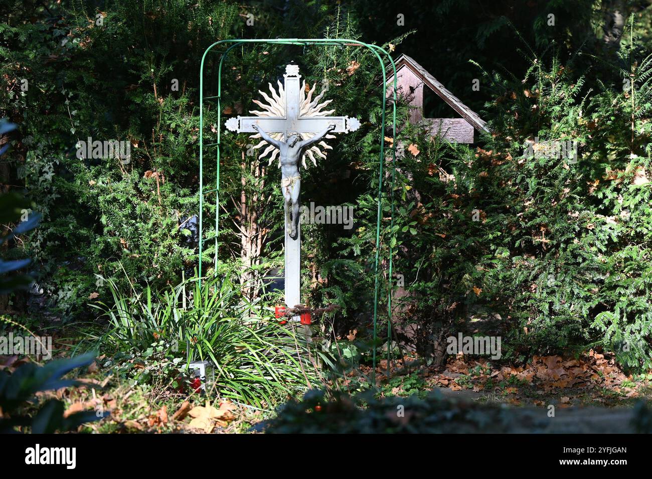 Engel und Kreuz als Figuren auf einem Grab auf dem Kölner Prominentenfriedhof Melaten *** Angel ...