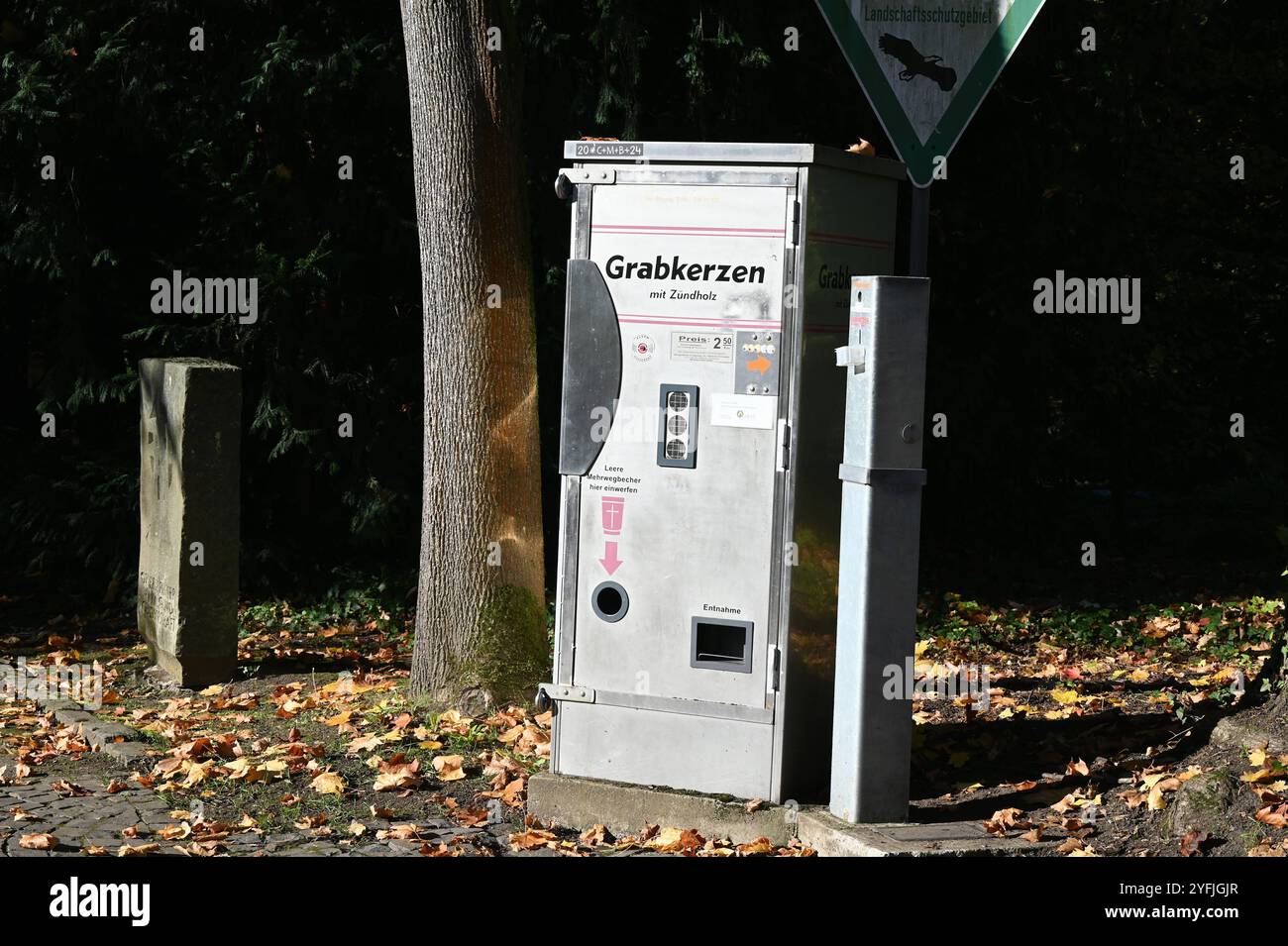 Automat für Grabkerzen auf dem Kölner Prominentenfriedhof Melaten ...