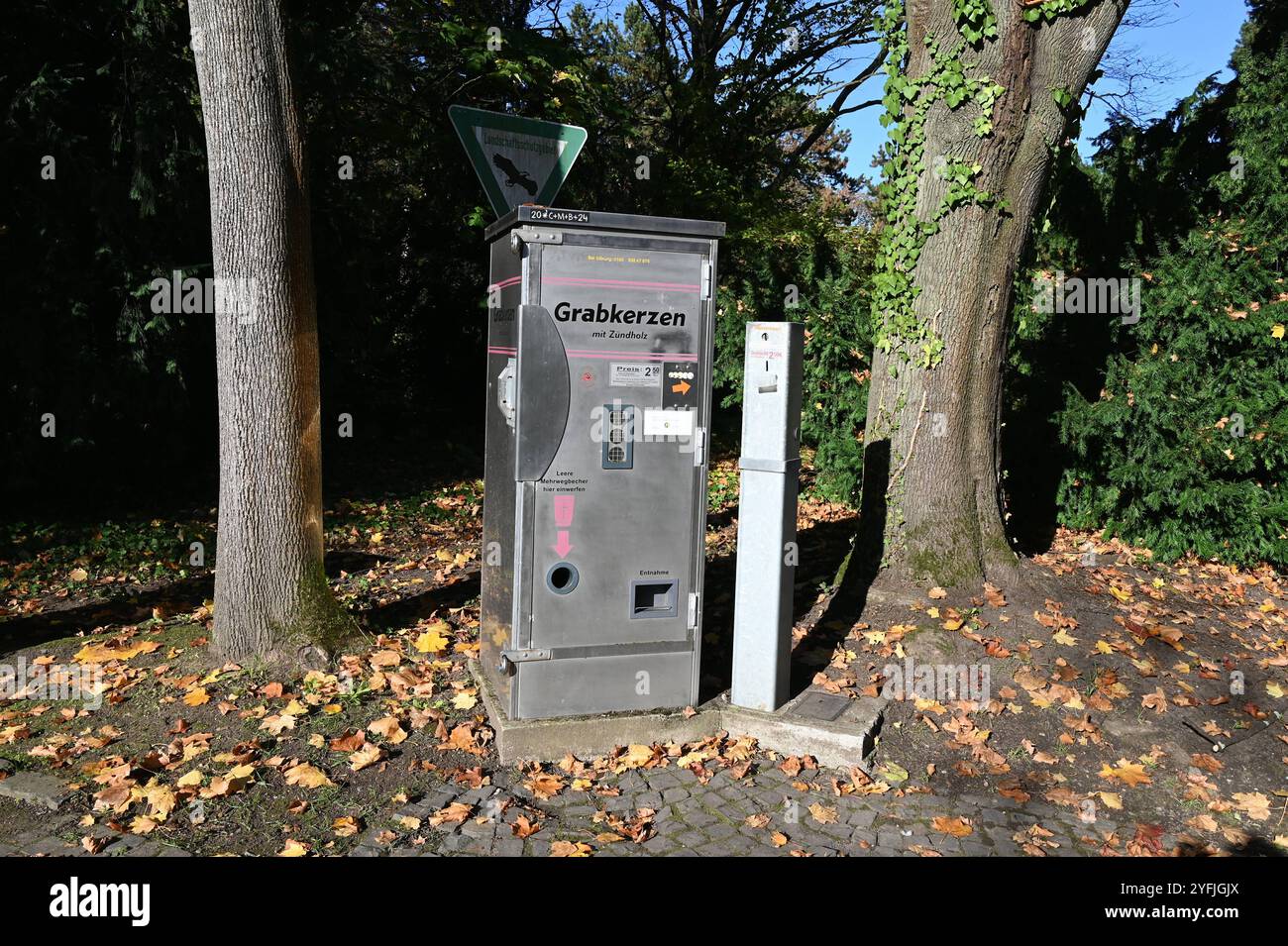 Automat für Grabkerzen auf dem Kölner Prominentenfriedhof Melaten ...
