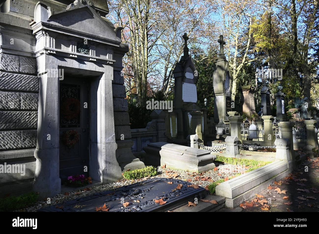 Engel und Kreuz als Figuren auf einem Grab auf dem Kölner Prominentenfriedhof Melaten *** Angel ...