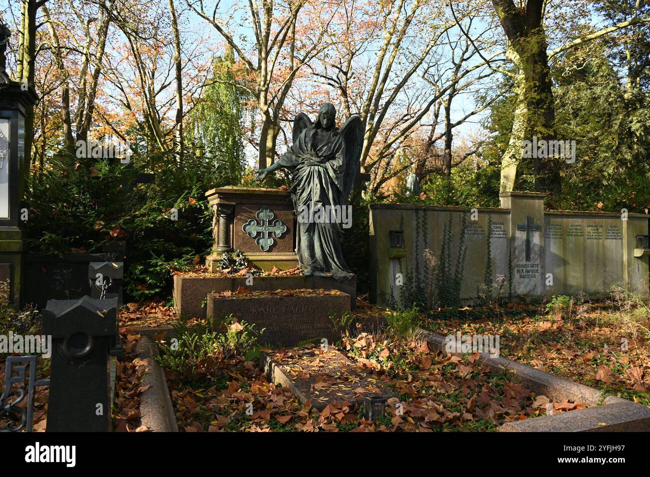 Engel und Kreuz als Figuren auf einem Grab auf dem Kölner Prominentenfriedhof Melaten *** Angel ...