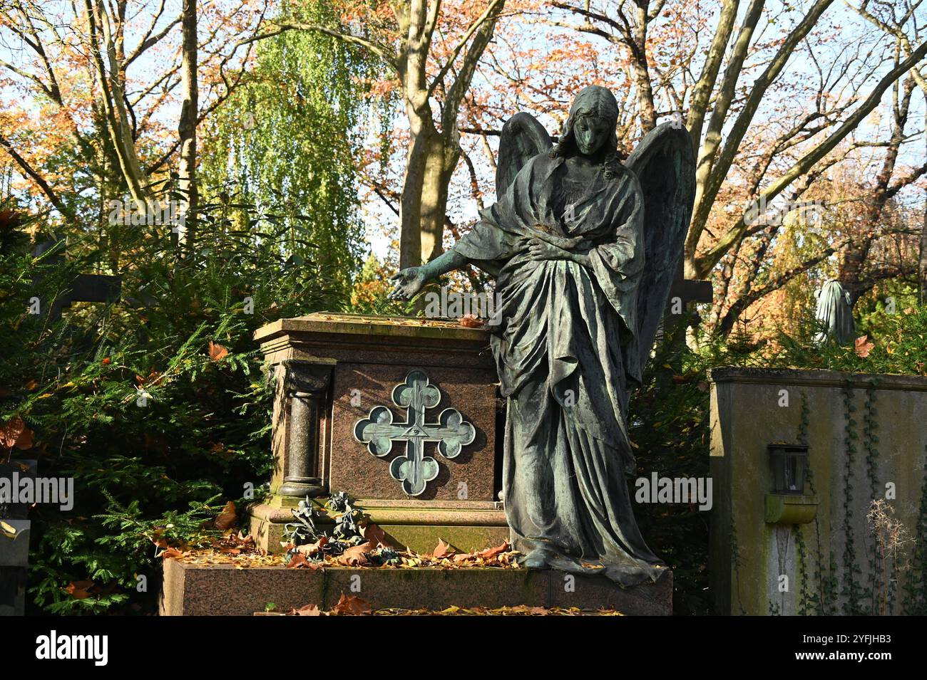 Engel und Kreuz als Figuren auf einem Grab auf dem Kölner Prominentenfriedhof Melaten *** Angel ...