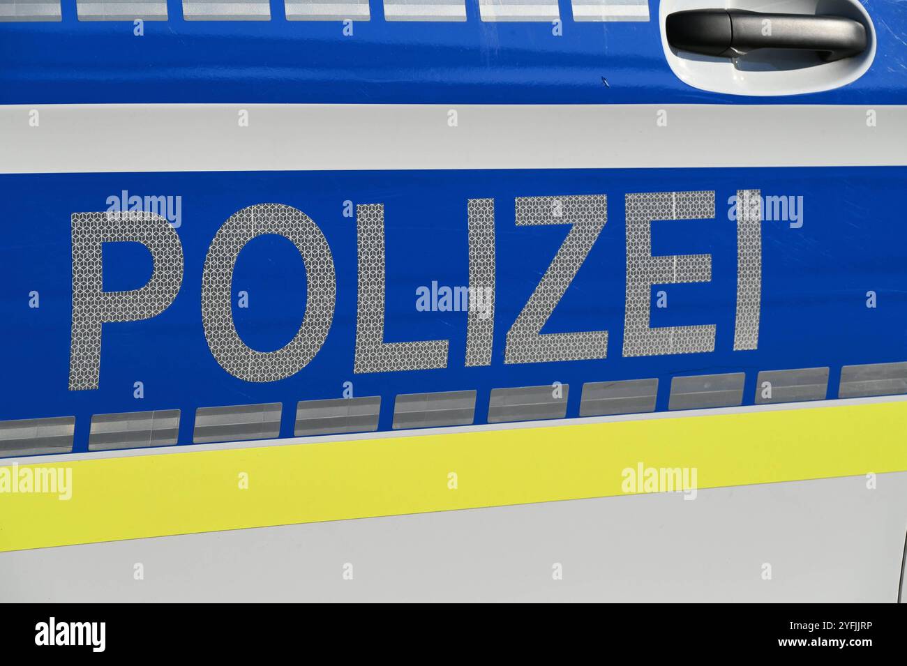 Schriftzug Polizei auf einem Polizeiwagen *** Police lettering on a ...