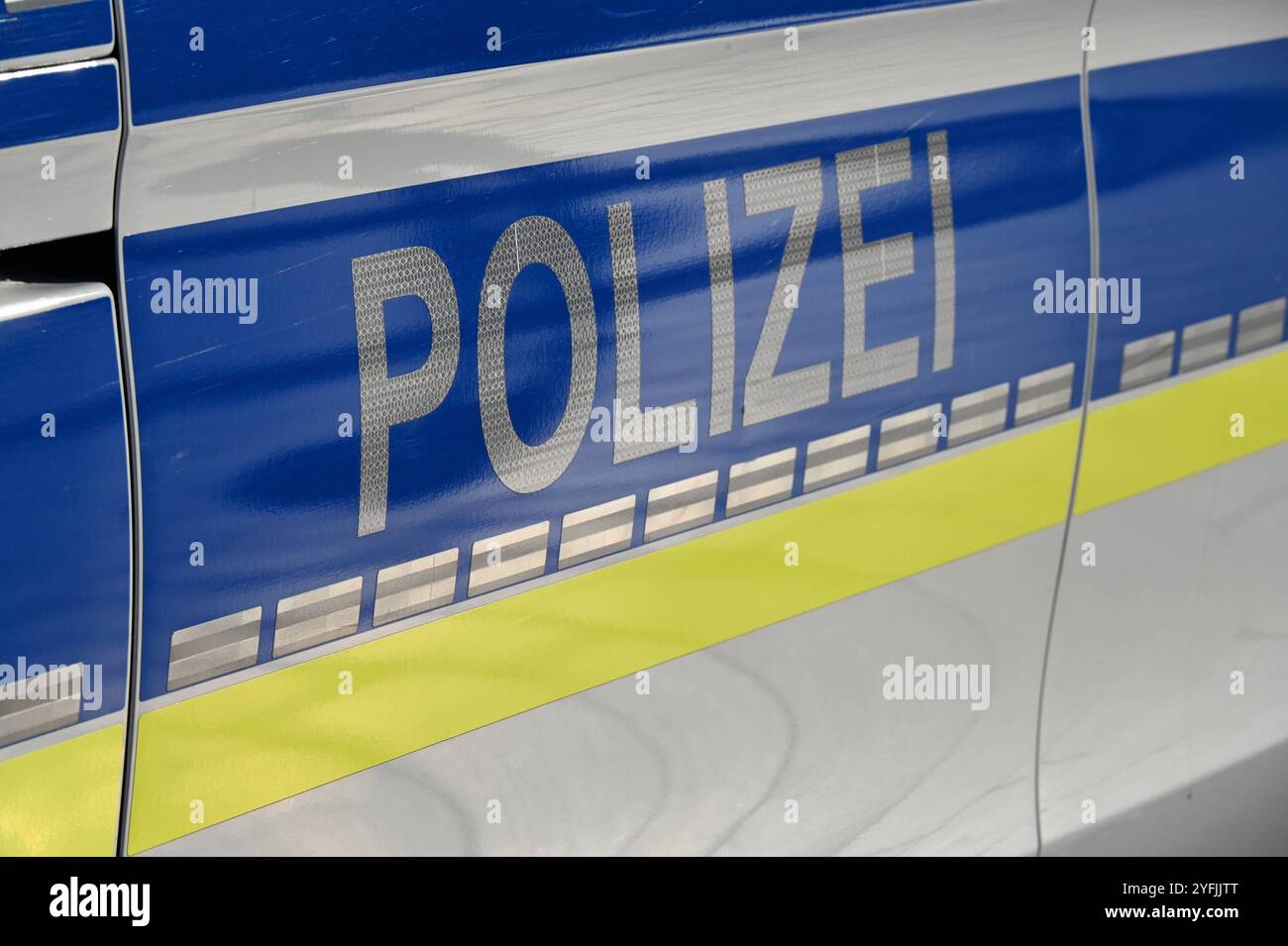 Schriftzug Polizei auf einem Polizeiwagen *** Police lettering on a ...