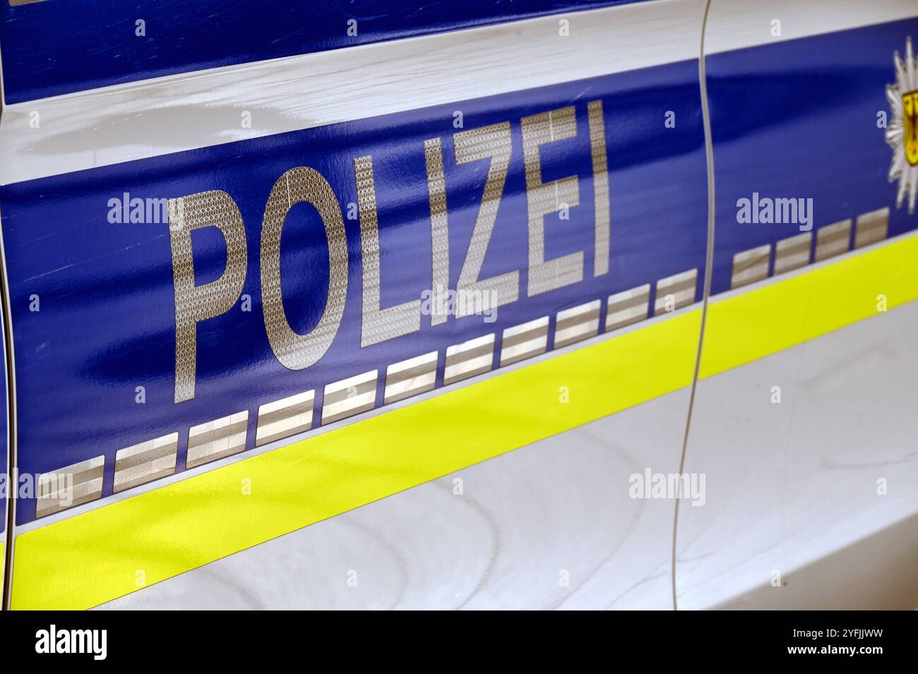 Schriftzug Polizei auf einem Polizeiwagen *** Police lettering on a ...