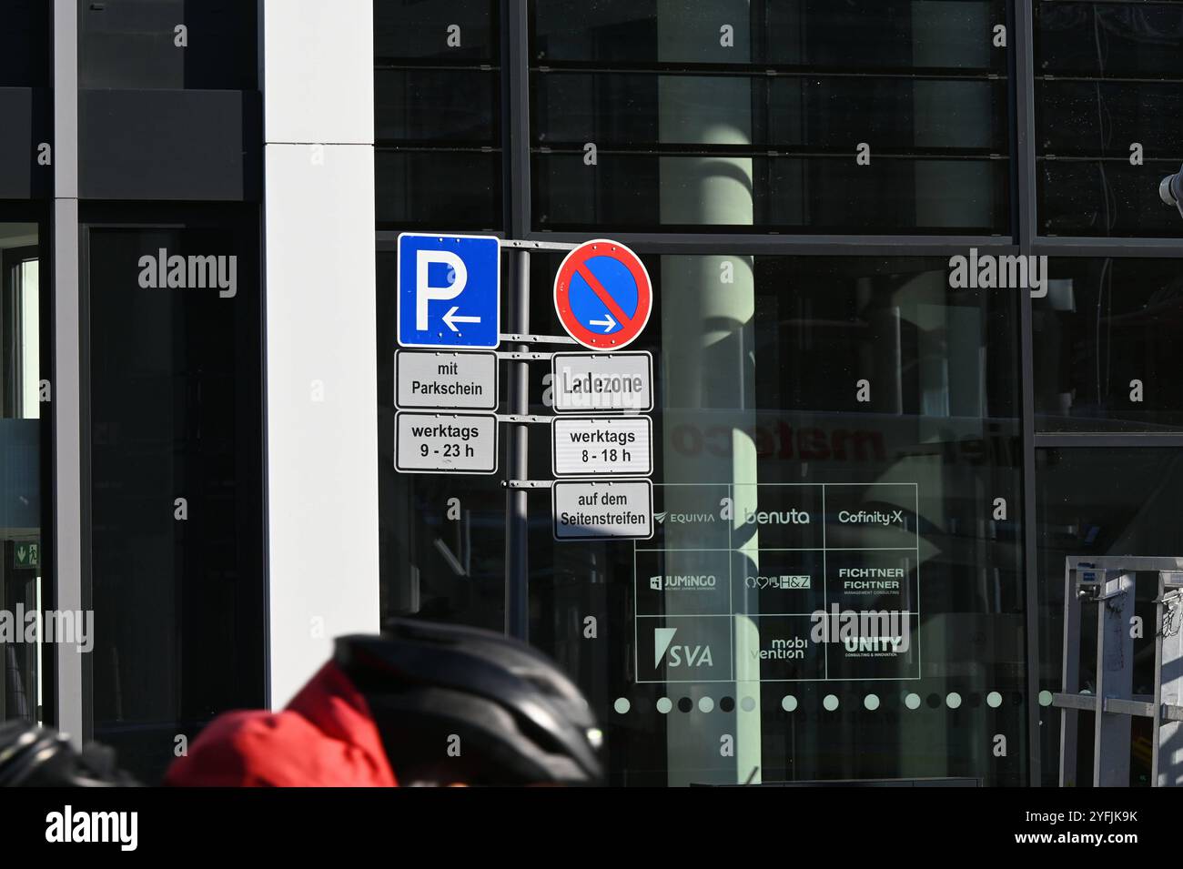 Verkehrsschild Parkplatz mit Parkschein und Halteverbot Ladezone *** Traffic sign Parking lot ...