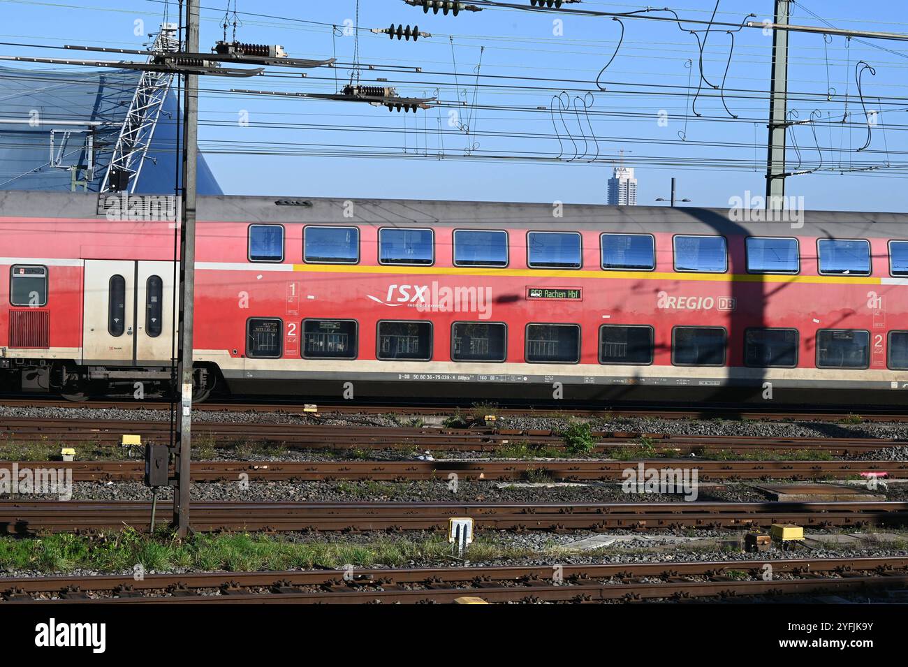 Bahnverkehr eine Bahn der DB Regio, Doppelstockwagen der Deutschen Bahn ...