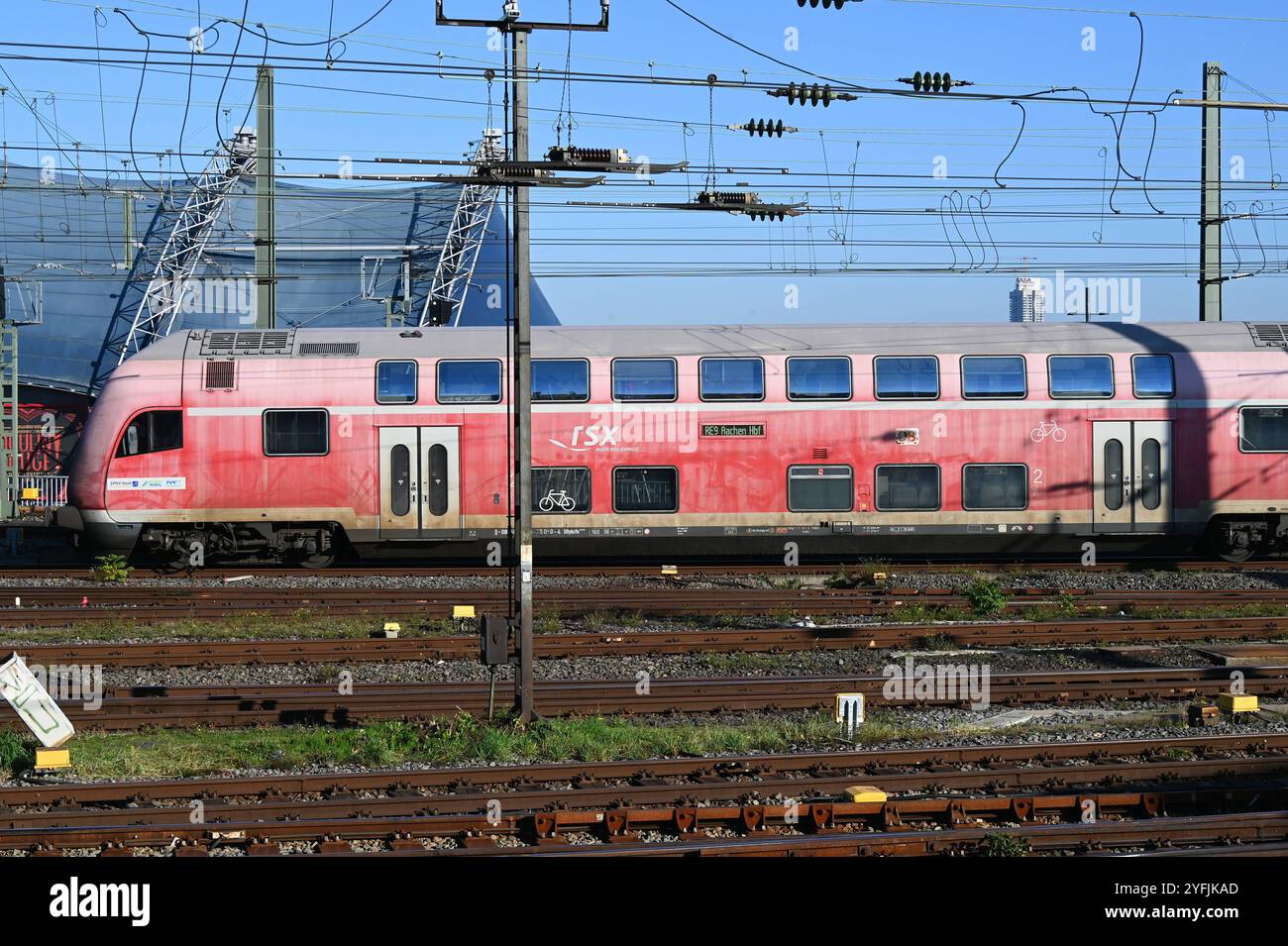 Bahnverkehr eine Bahn der DB Regio, Doppelstockwagen der Deutschen Bahn ...