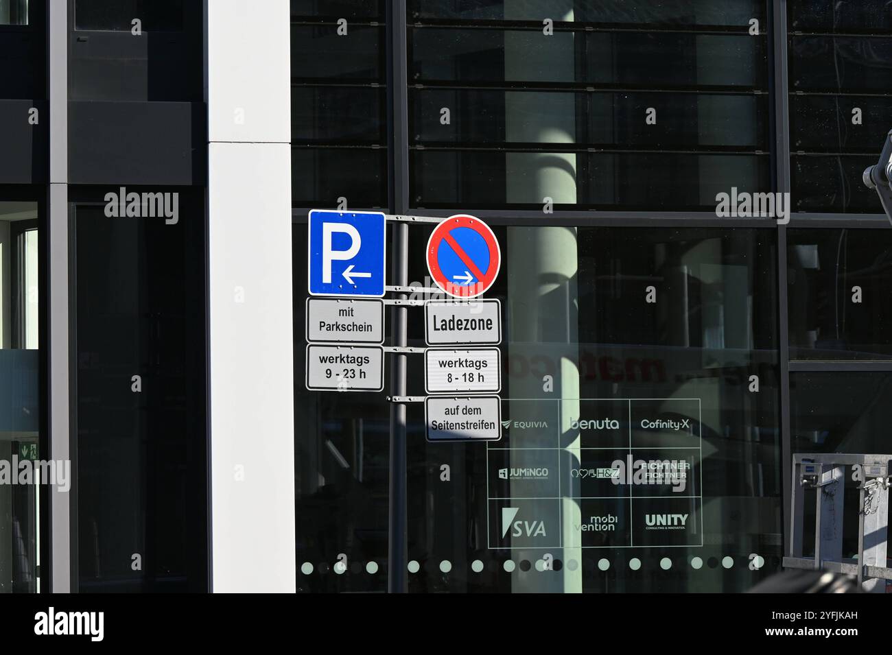 Verkehrsschild Parkplatz mit Parkschein und Halteverbot Ladezone ...
