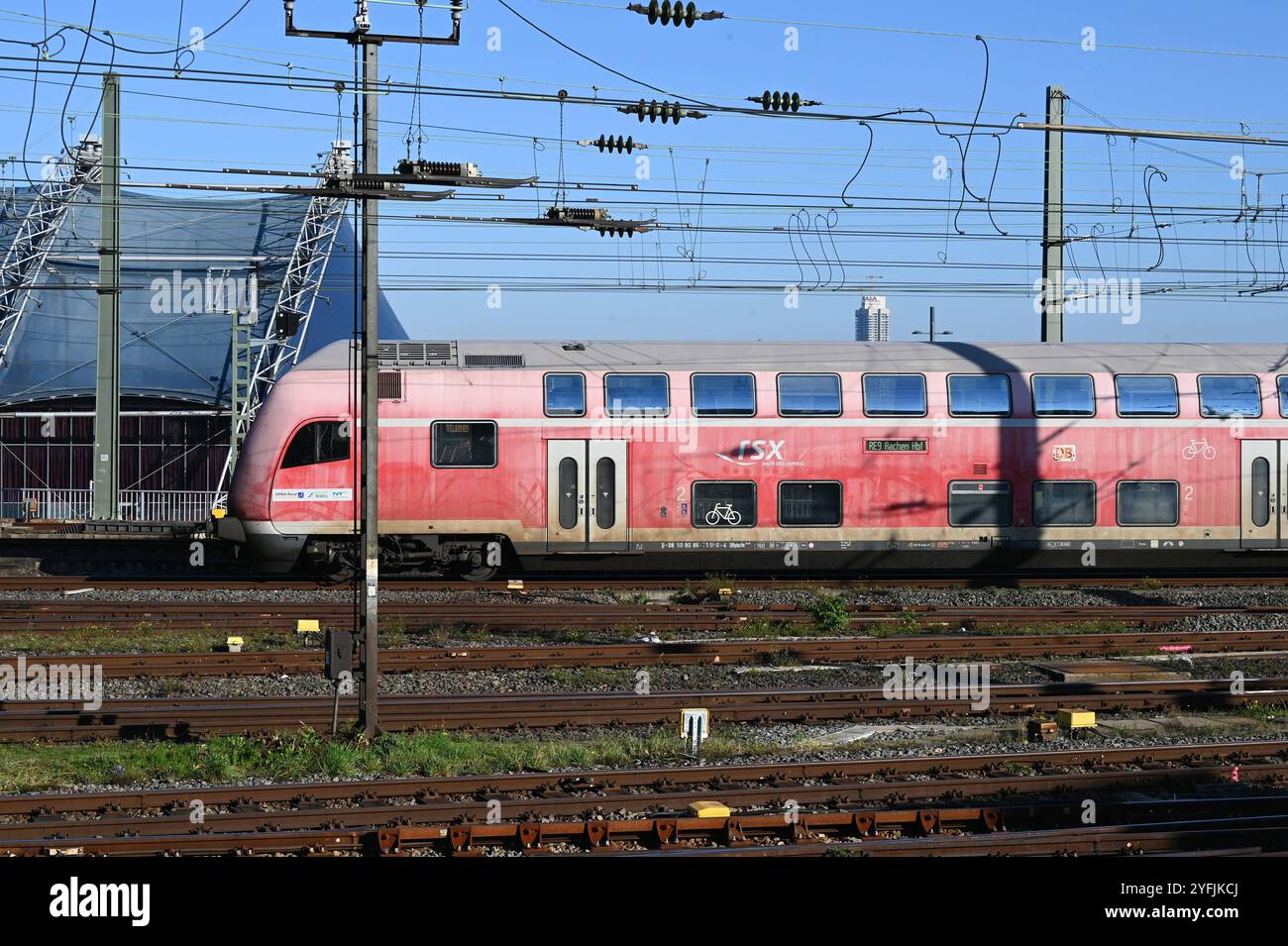 Bahnverkehr eine Bahn der DB Regio, Doppelstockwagen der Deutschen Bahn ...
