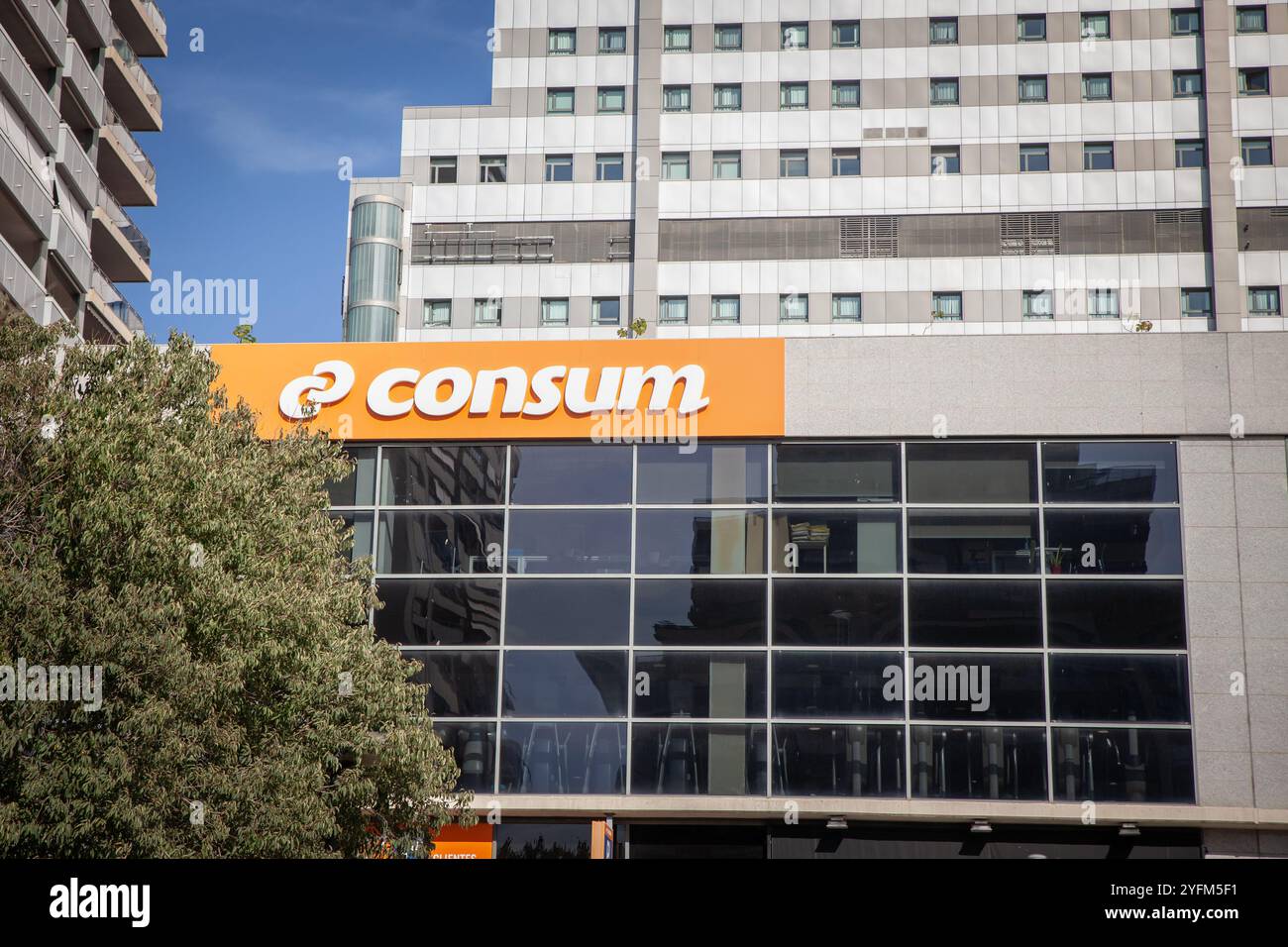 VALENCIA, SPAIN - OCTOBER 13, 2024: The Consum supermarket logo is ...