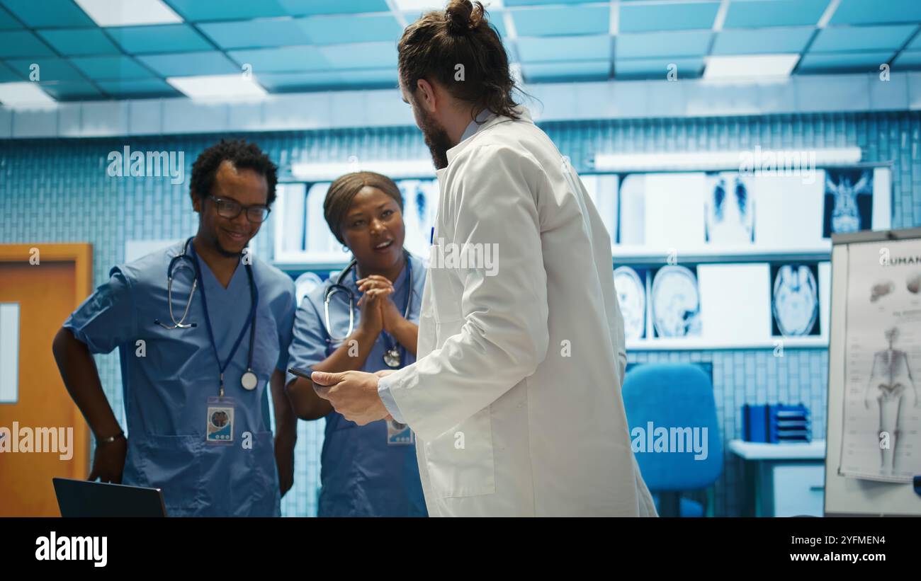 Hands clapping in general hi-res stock photography and images - Alamy