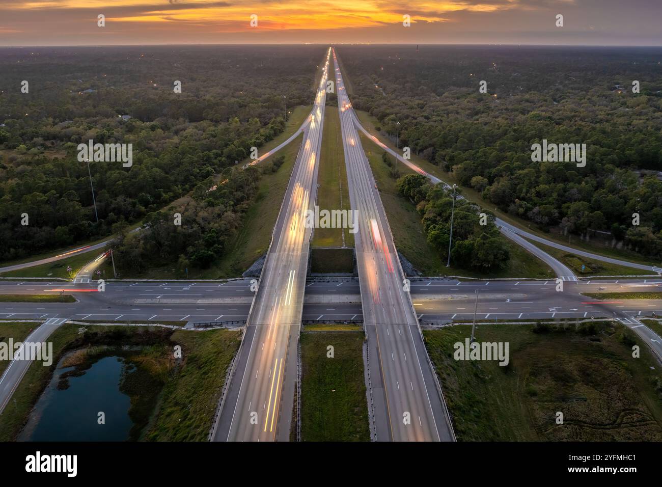 Night scenery cars moving fast hi-res stock photography and images - Alamy