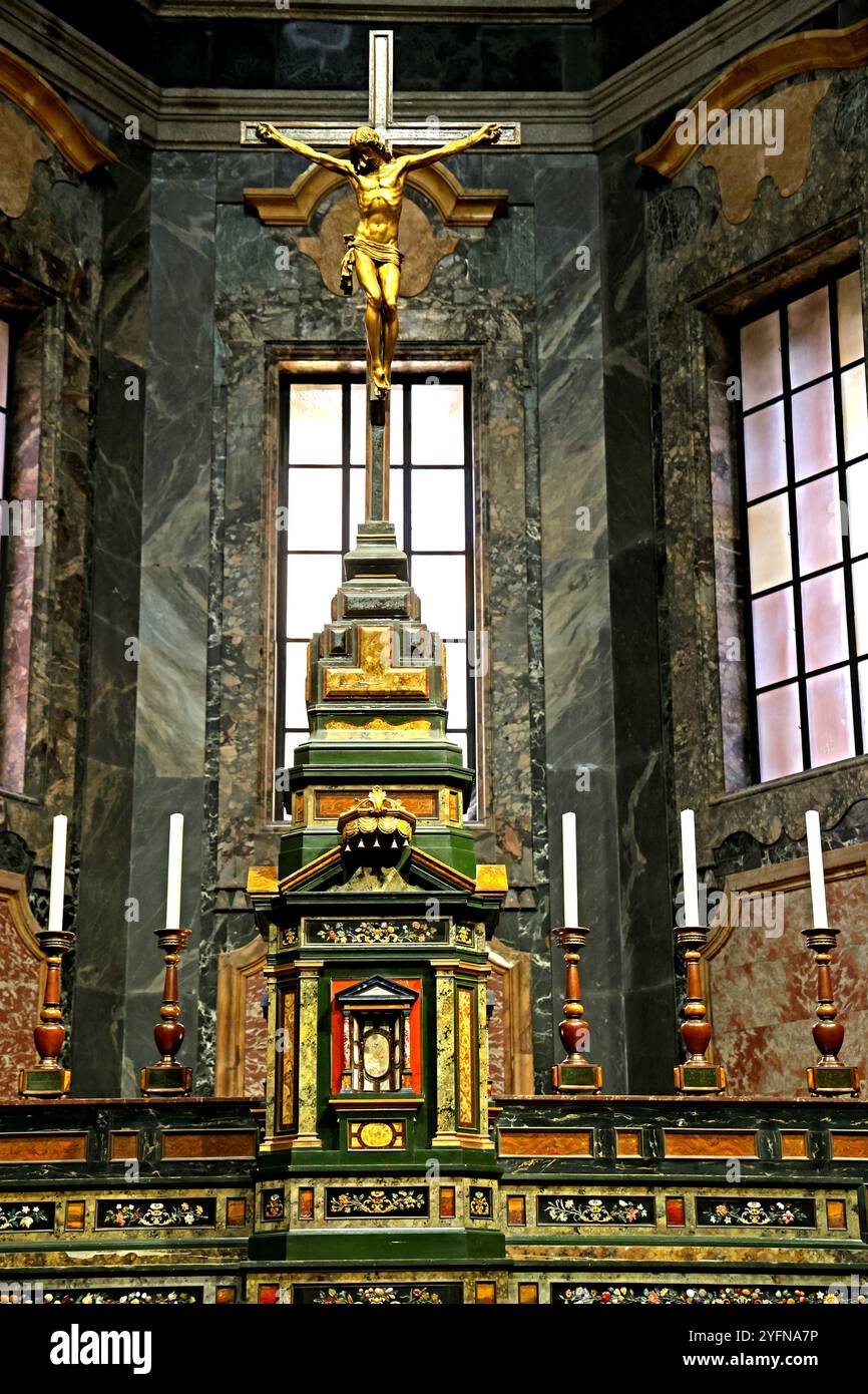 Cross jesus christ bronze crucifix altar medici chapel princes f hi-res stock photography and ...