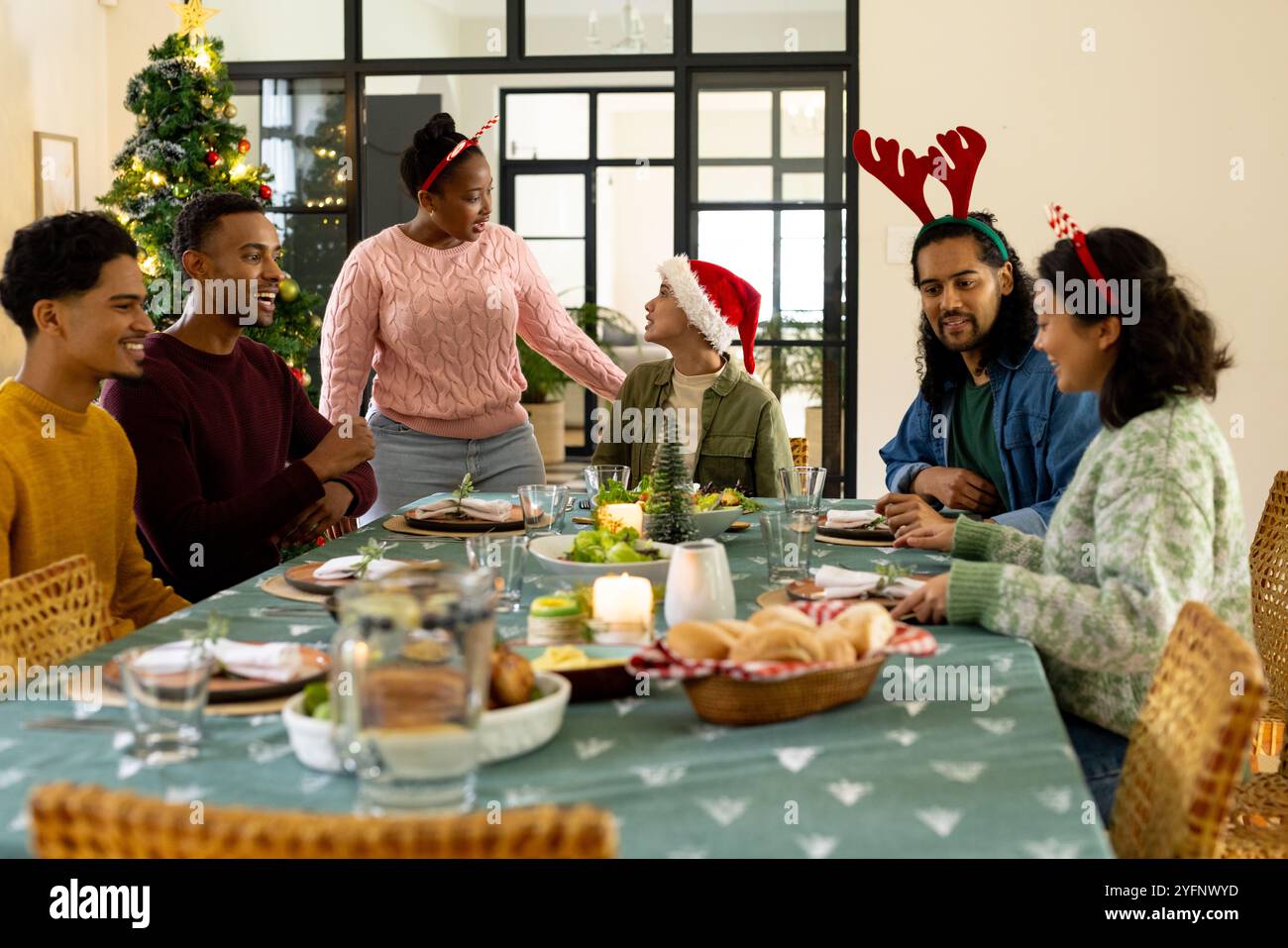 Family celebrating christmas dinner hi-res stock photography and images ...