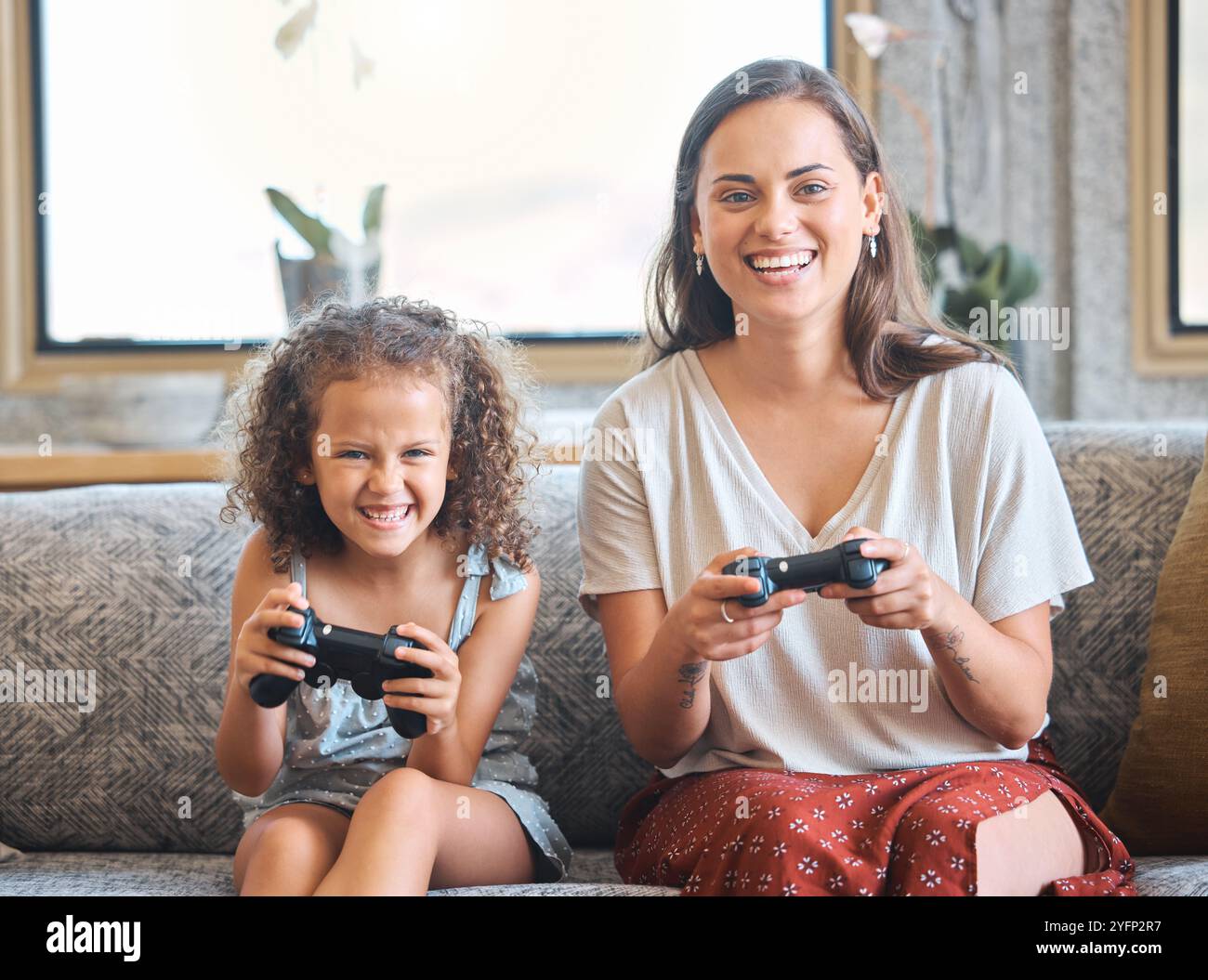 Mom gaming hi-res stock photography and images - Alamy