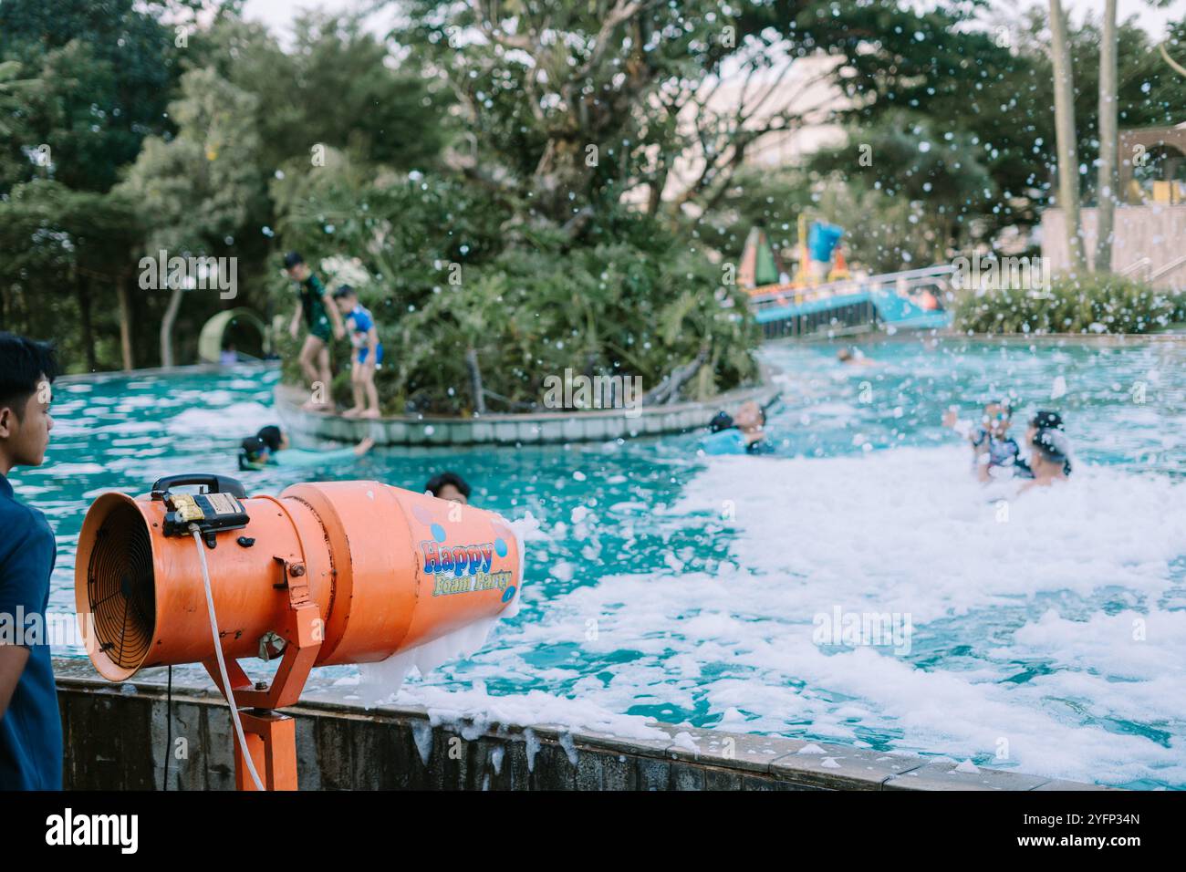 White bathtub filling foam hi-res stock photography and images - Alamy