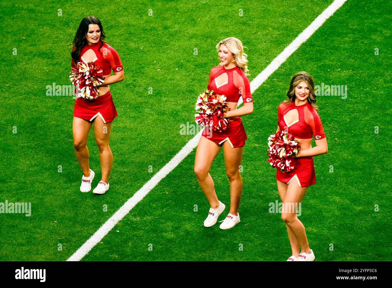 Kansas city chiefs cheer leaders hi-res stock photography and images ...