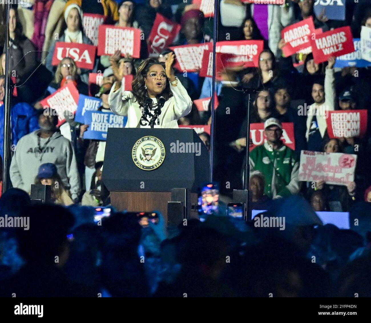 Philadelphia, USA. 4th November, 2024 - Philadelphia, PA - Celebrity ...