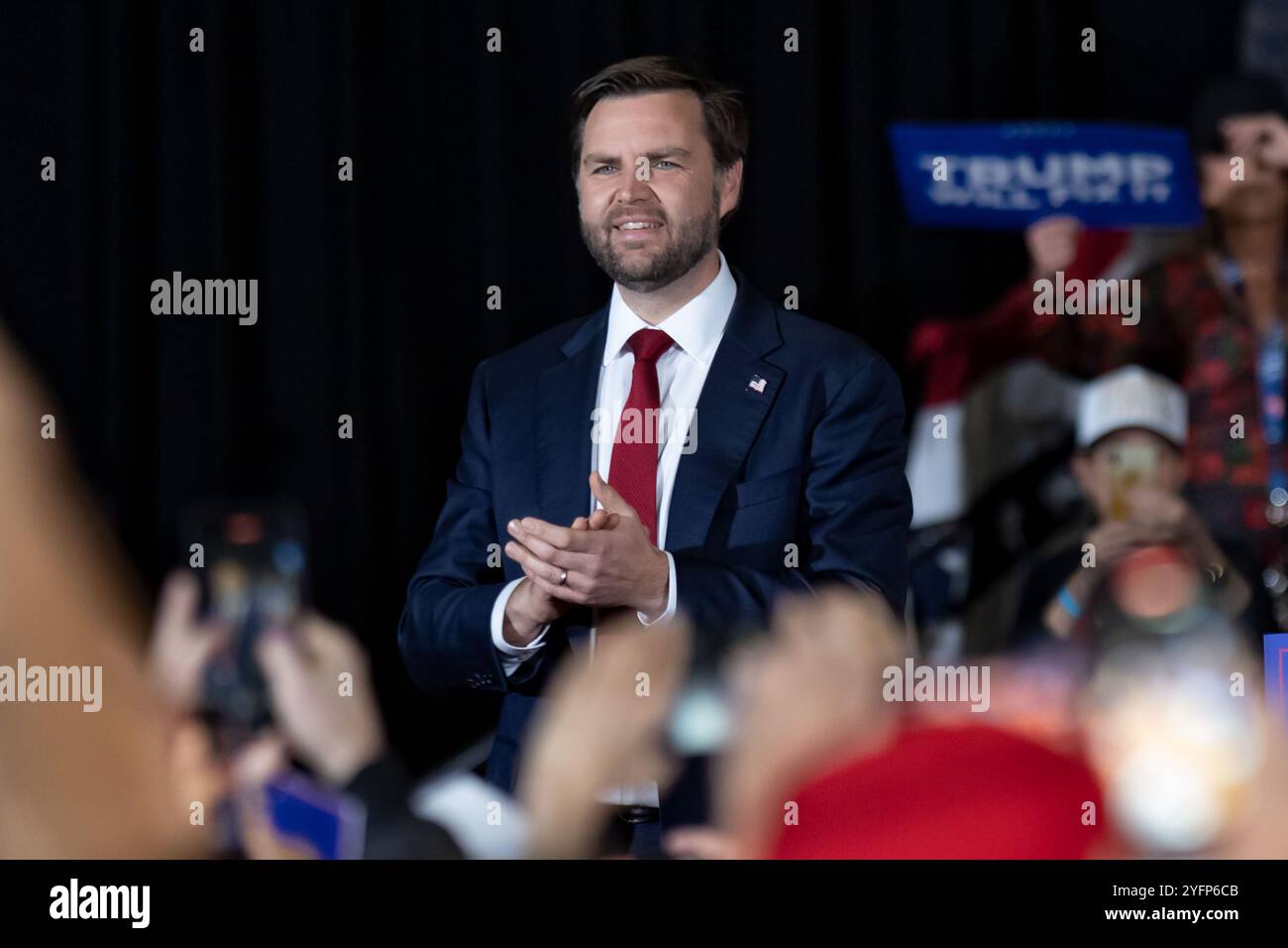 Atlanta, Georgia, USA. 04th Nov, 2024. Ohio Senator JD Vance speaks at ...