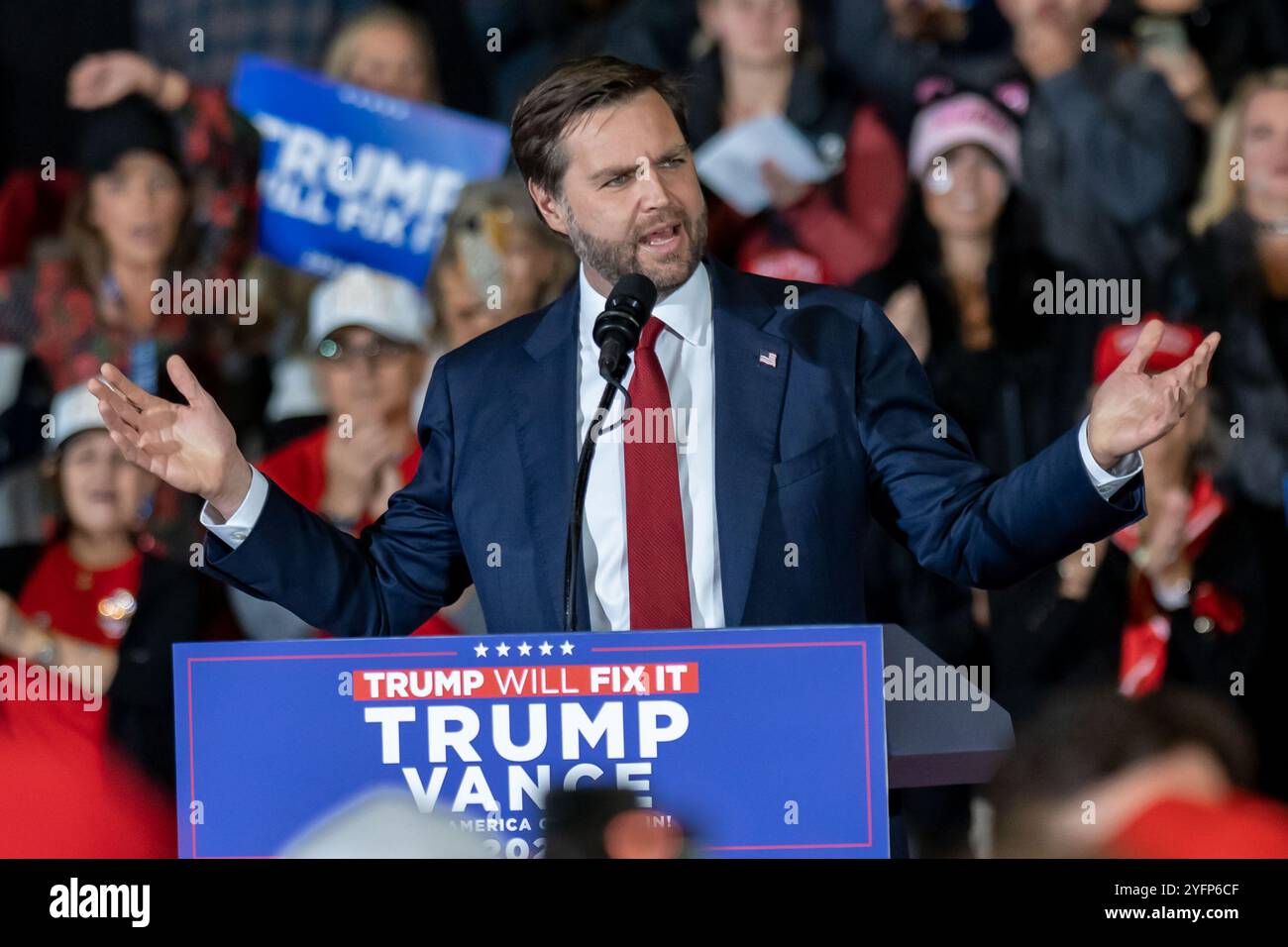 Atlanta, Georgia, USA. 04th Nov, 2024. Ohio Senator JD Vance speaks at ...