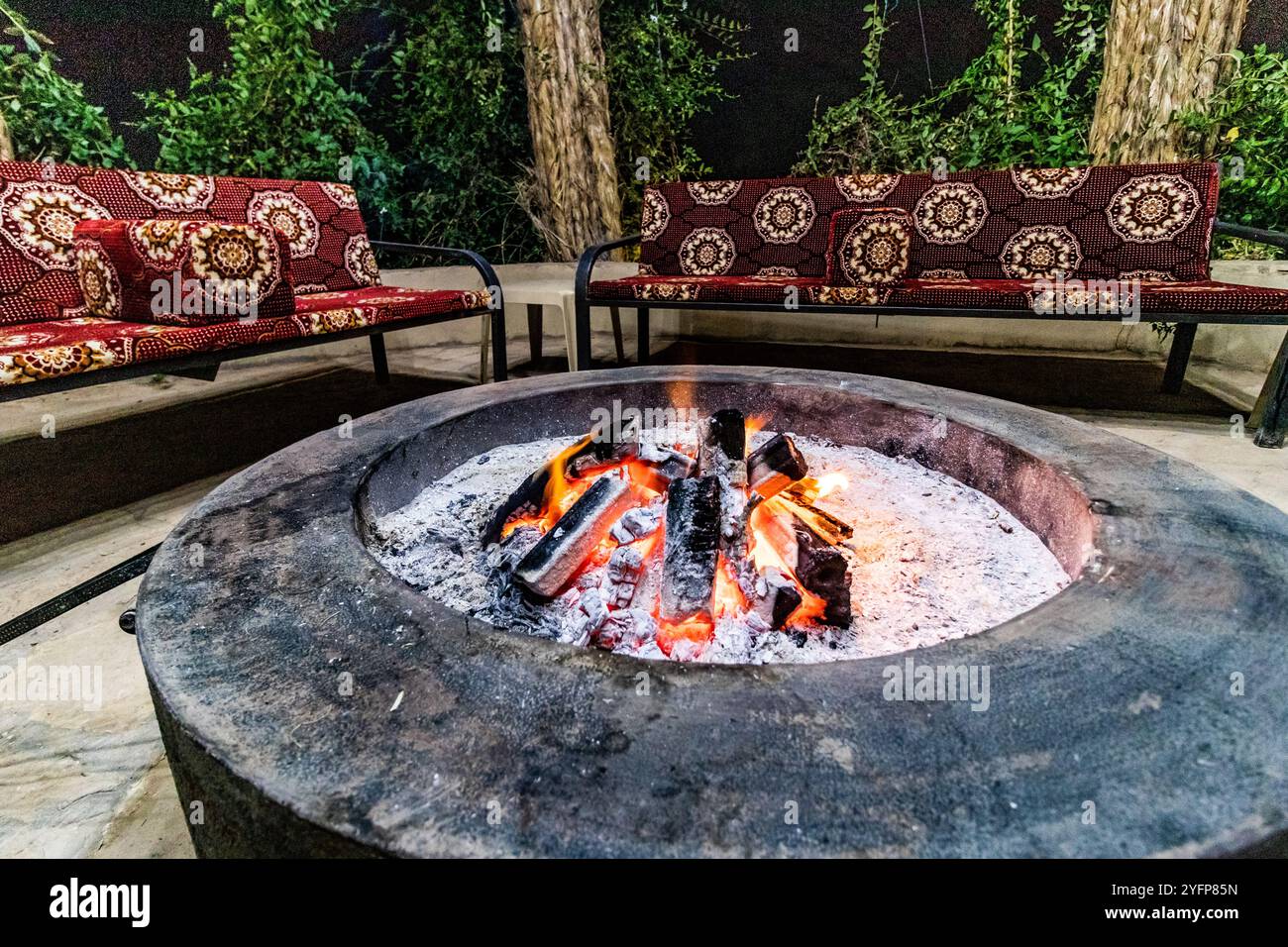 Bedouin cooking saudi arabia hi-res stock photography and images - Alamy