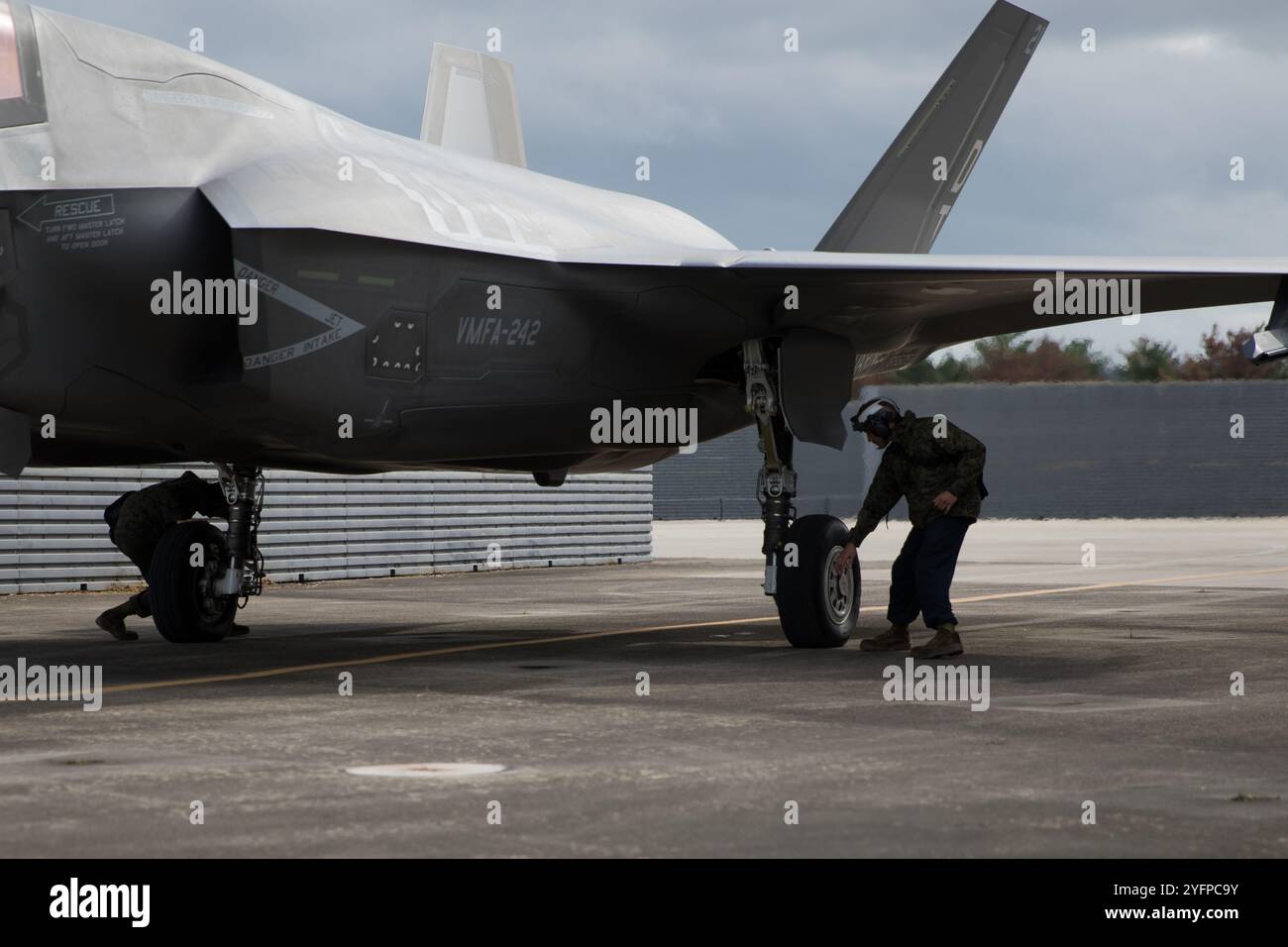 Military aircraft mechanics hi-res stock photography and images - Alamy