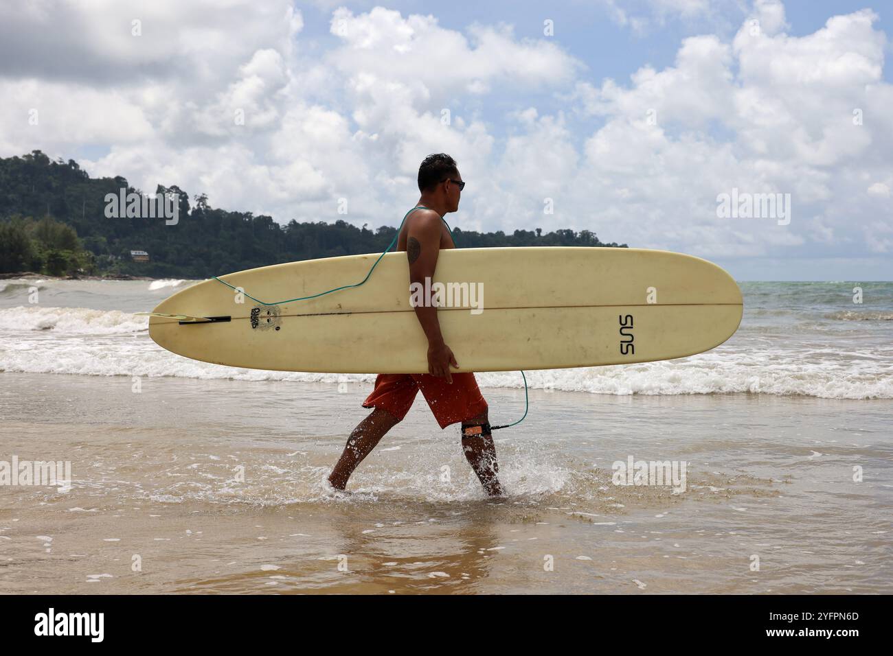 Sup surfing, man walking with a board on sea beach Stock Photo - Alamy